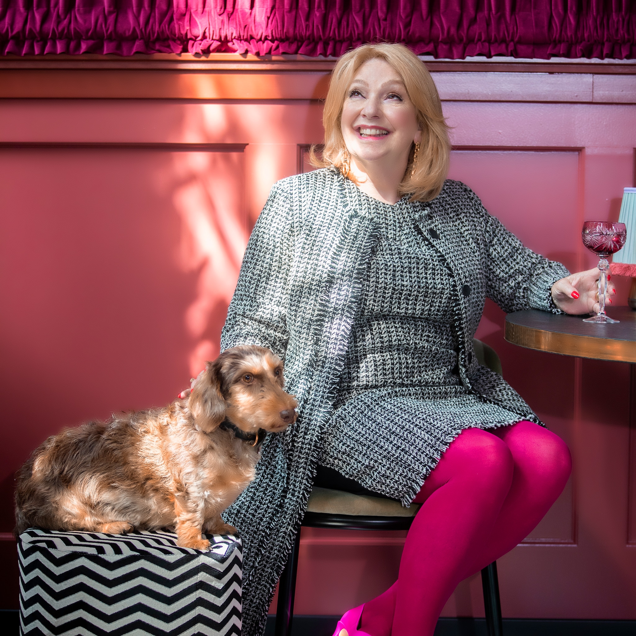 Zó fijn voor haar: Janny van der Heijden heeft een nieuw hondje