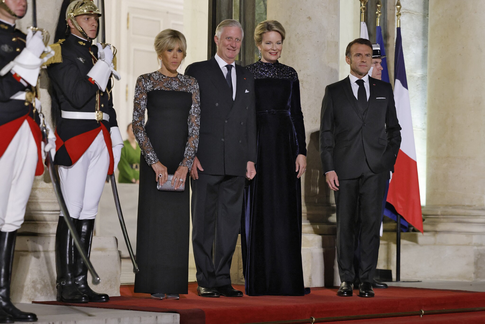 Koningin Mathilde schittert in nachtblauwe couture in Parijs