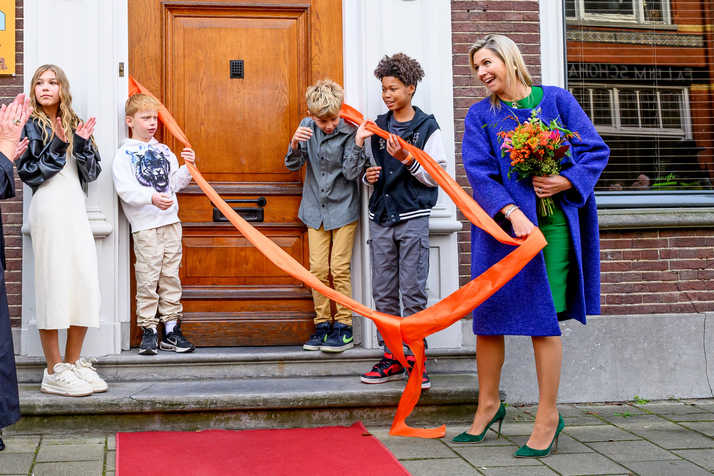 Máxima, een geweldige ketting en een koele, krachtige kleurencombinatie ...