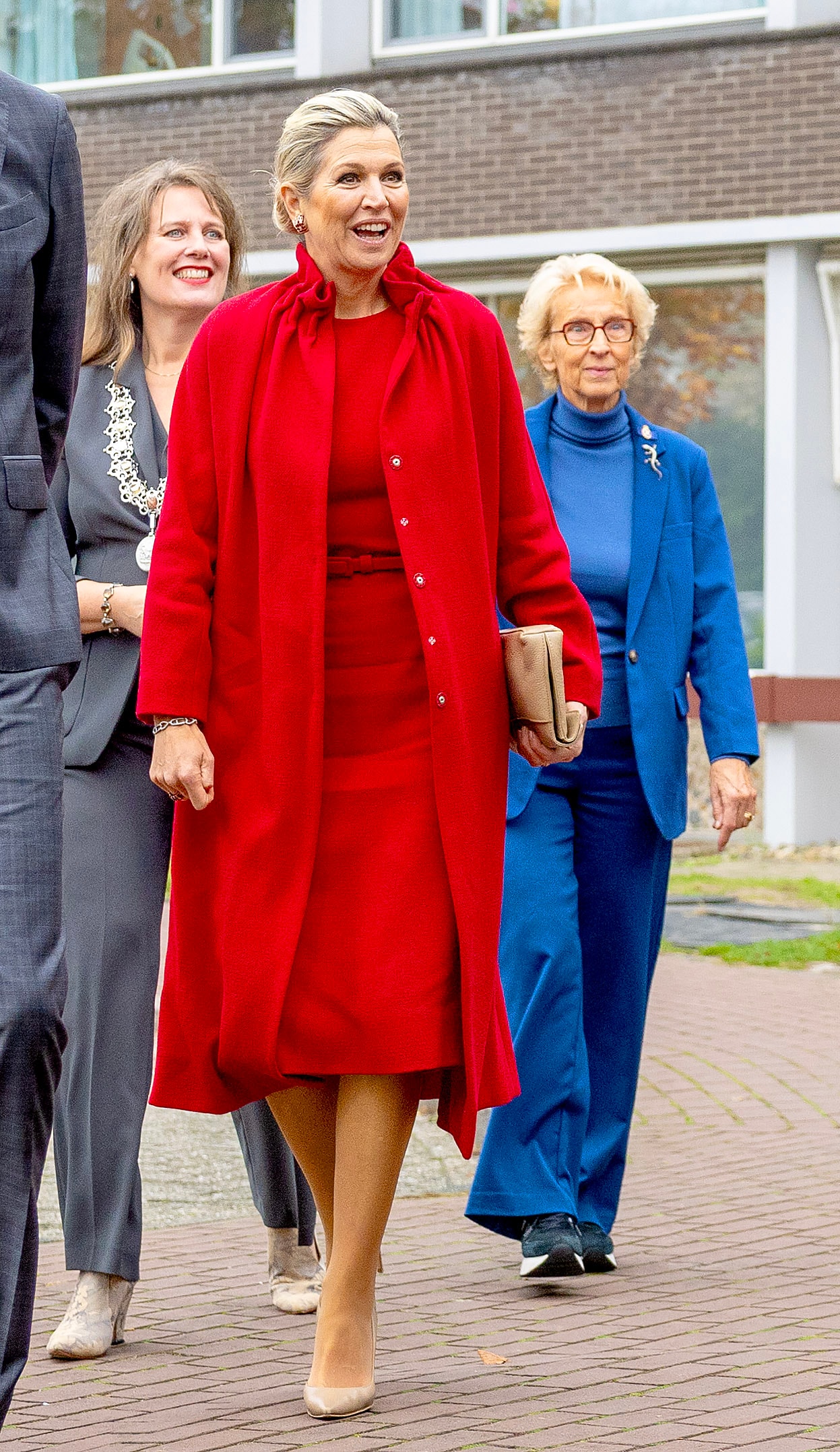 Koningin Máxima fleurt grijze dag op in vlammend rood | Libelle