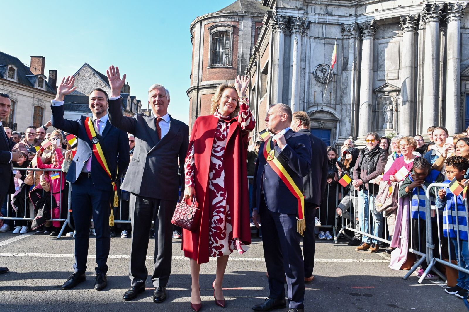 Koningin Mathilde kiest voor een week in rood, wit en blauw