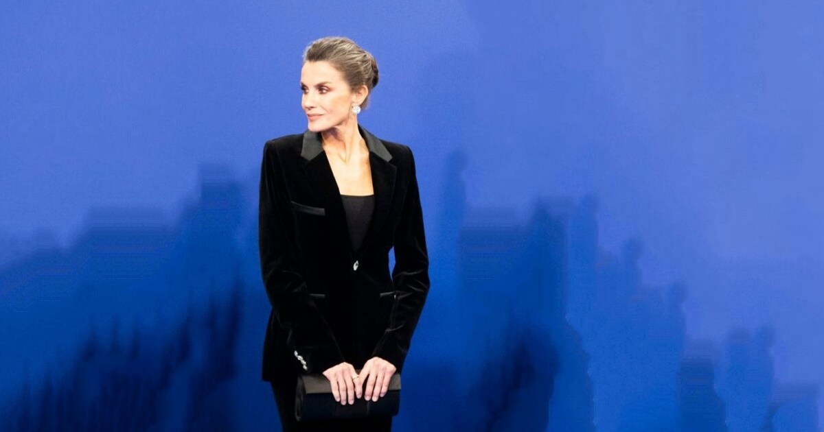Wil je hebben: net zo'n chic fluwelen pak als koningin Letizia