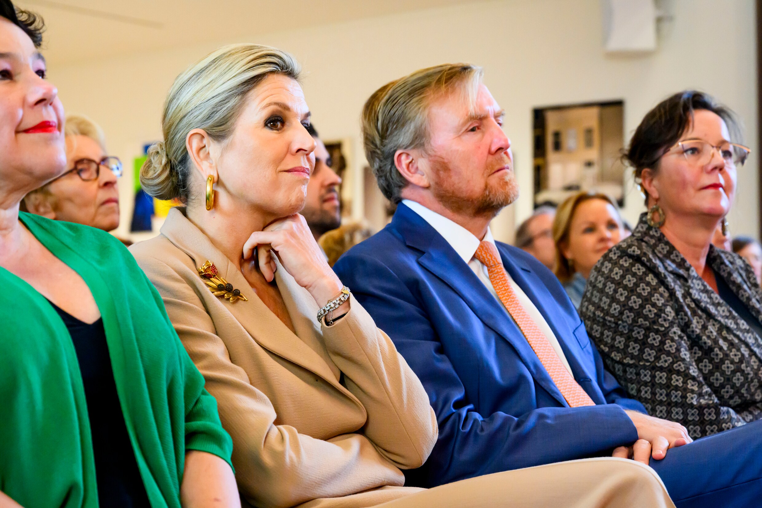 Koningin Máxima compenseert vijftig tinten beige met een funky broche ...
