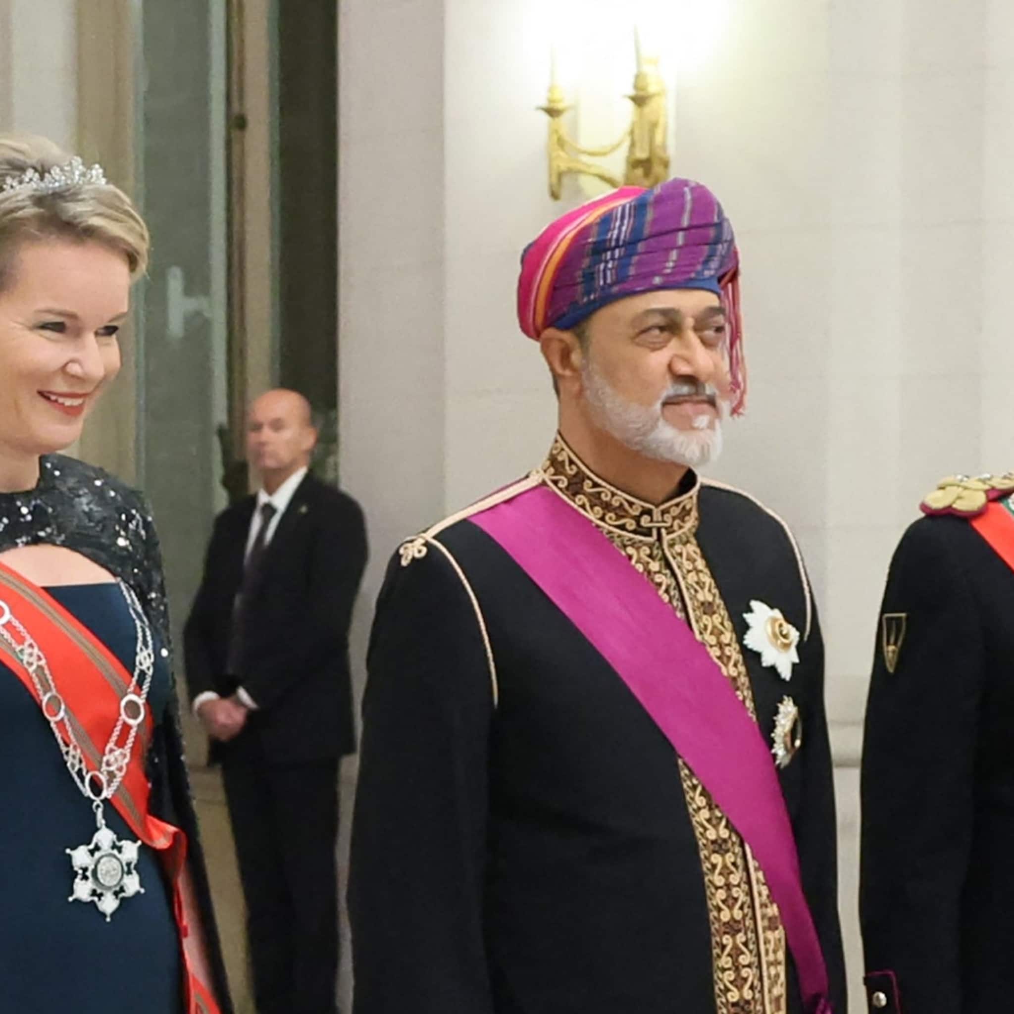 Koningin Mathilde maakt een vliegende fashionstart met glitter, goud en ...