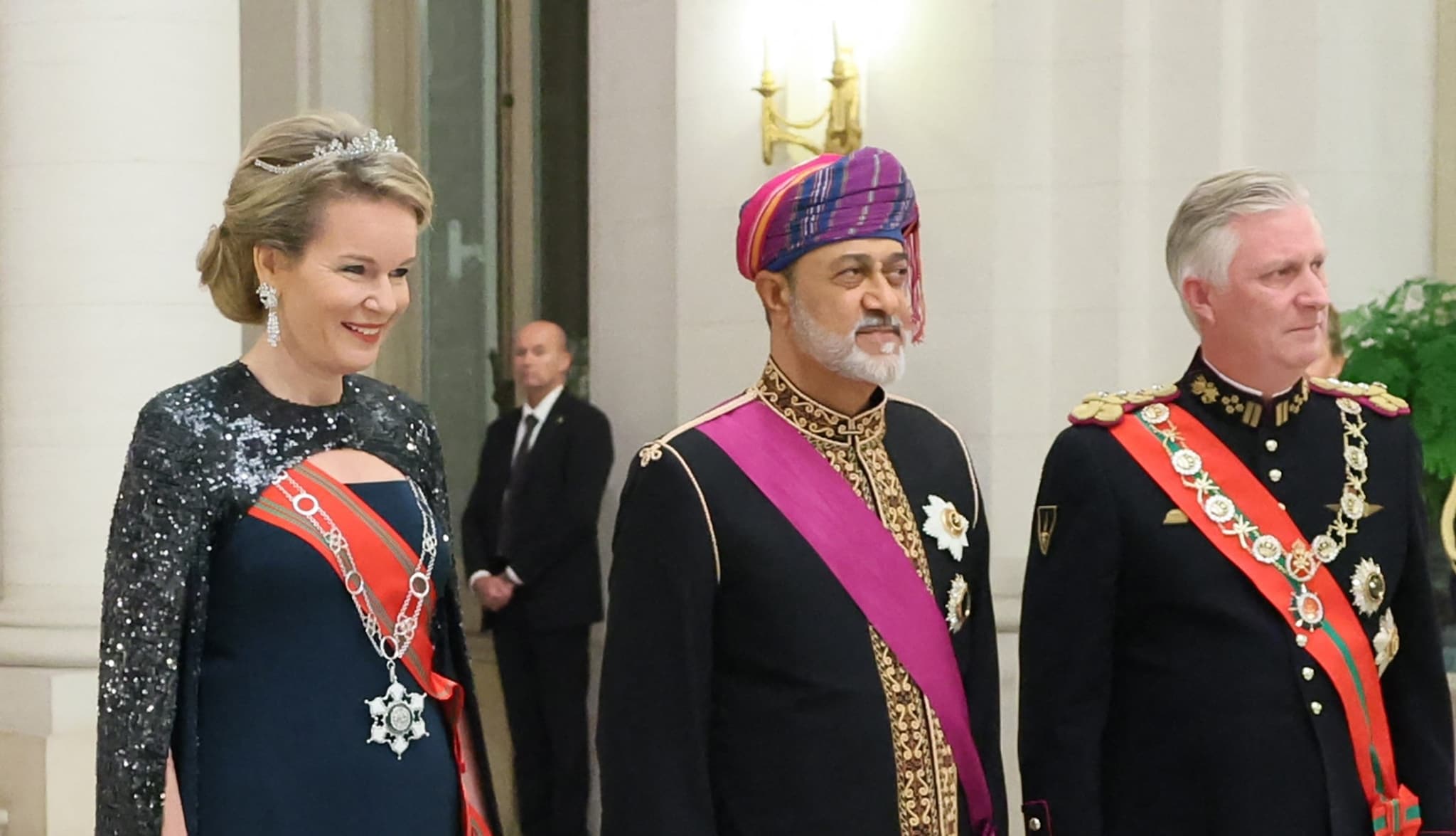 Koningin Mathilde heeft nu óók een galajurk met een ‘brievenbusje’