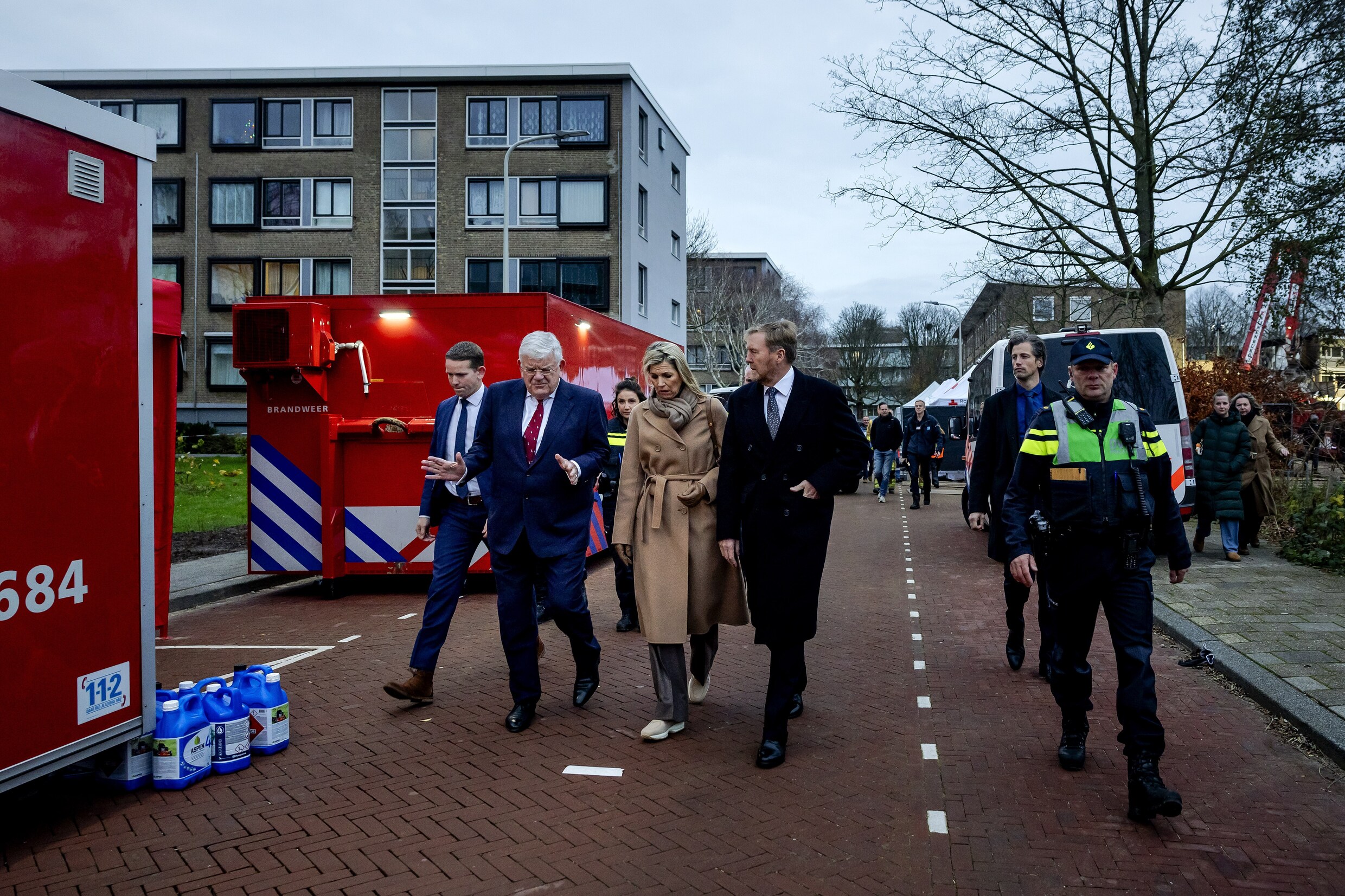 Het koningspaar bezoekt de rampplek in Den Haag: “Trillend op mijn ...