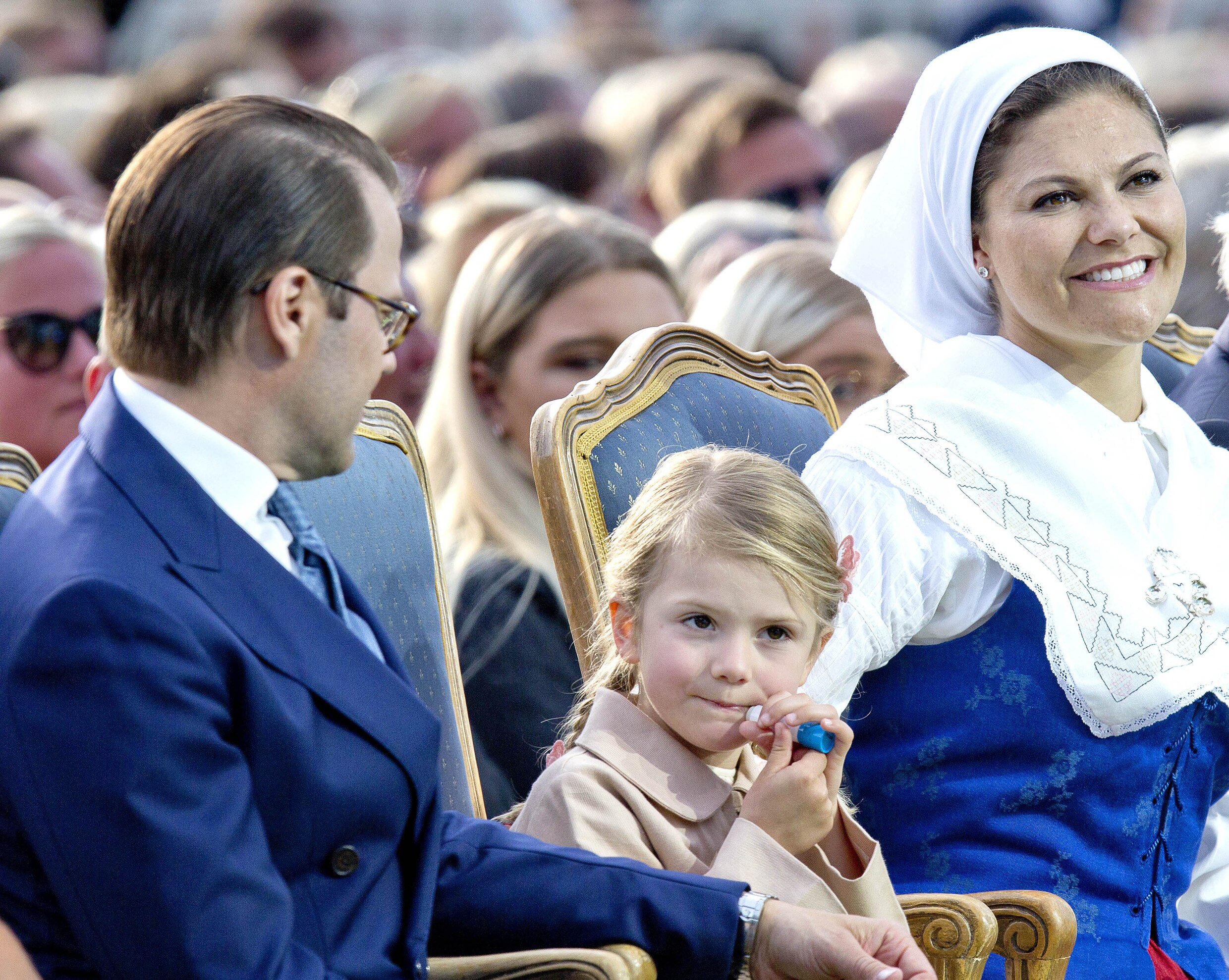 Hoezo, etiquette? Deze royals pakken in gezelschap gewoon hun lipstick ...