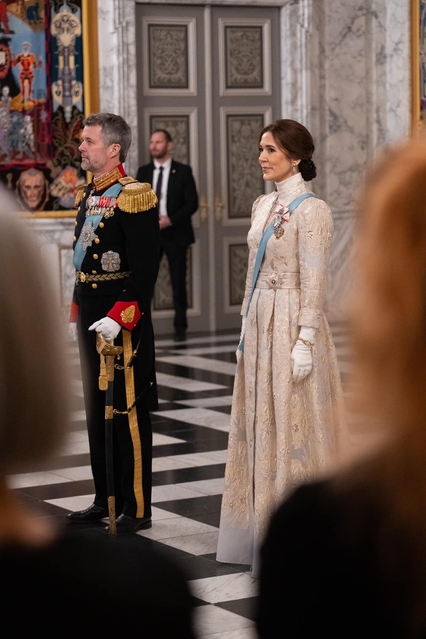 De maandagochtend van koningin Mary? Avondkleding én een receptie | Libelle