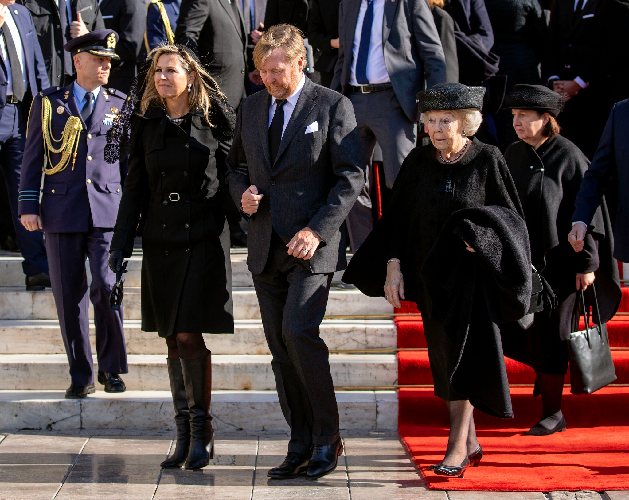 Dít zijn de winterse weer-aan-het-werk looks van koningin Máxima