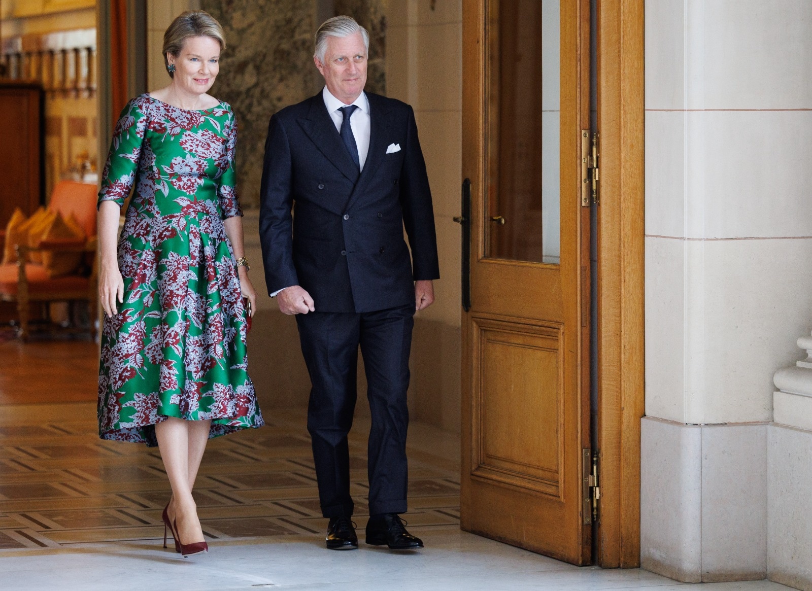 Koningin Mathilde maakt een vliegende fashionstart met glitter, goud en ...