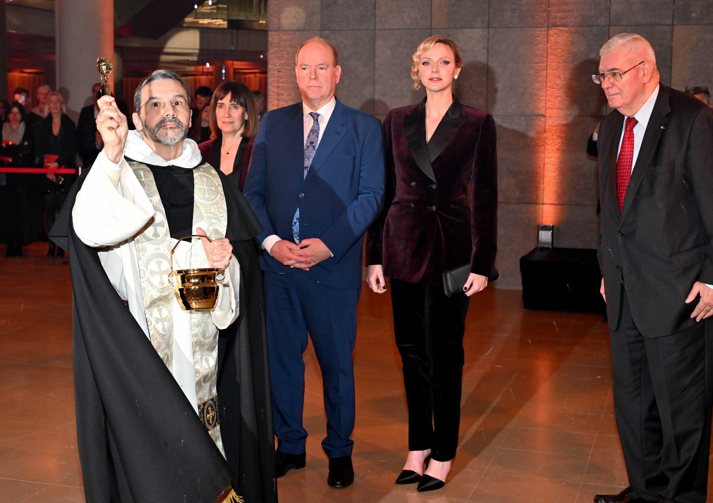 Hoe prinses Charlene drie knetterhippe modetrends in één look ...