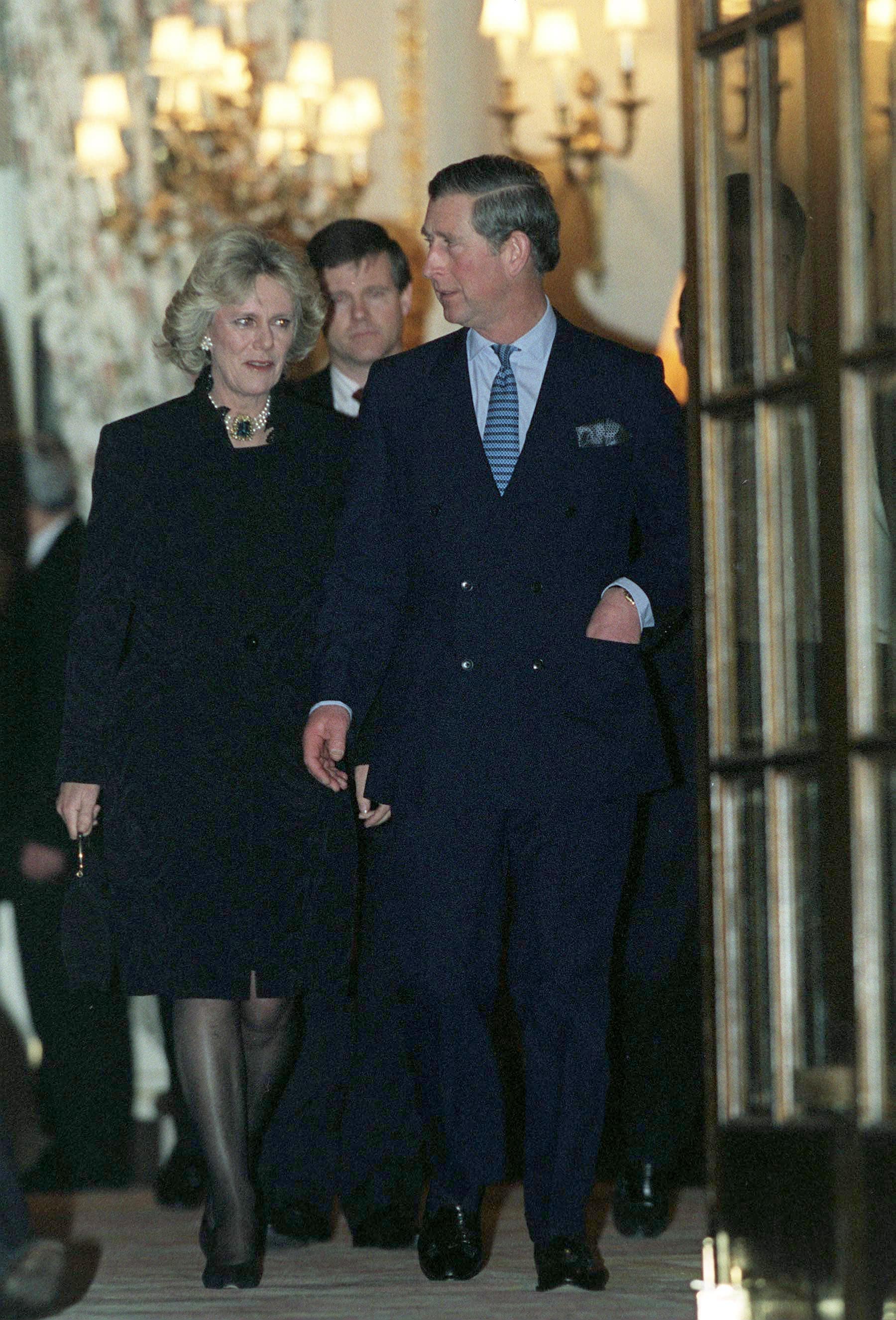 Verblind en verzenuwd: de vuurdoop van Charles en Camilla als stel