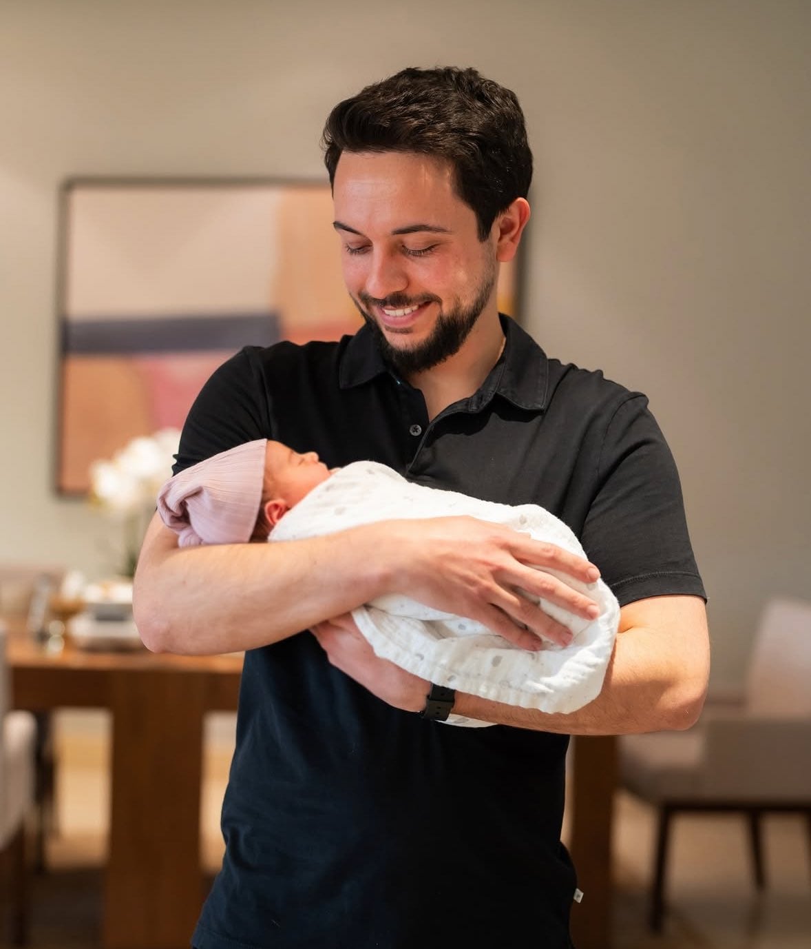 De eerste ontmoeting van babyprinsessen Iman en Amina van Jordanië