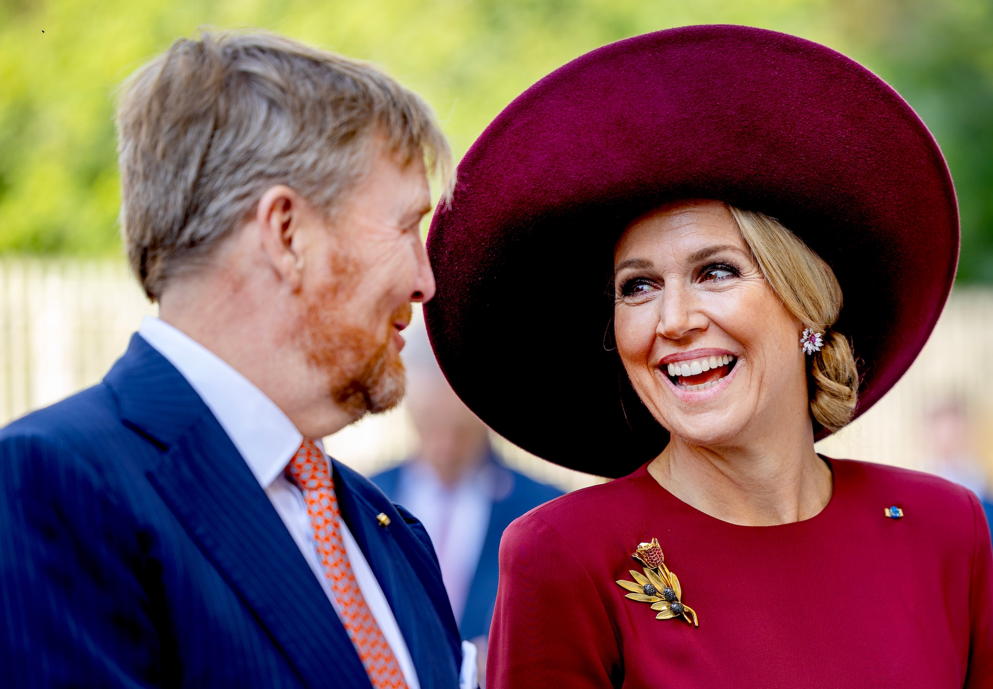 Máxima op Cyprus: een rode jurk en broche met een boodschap