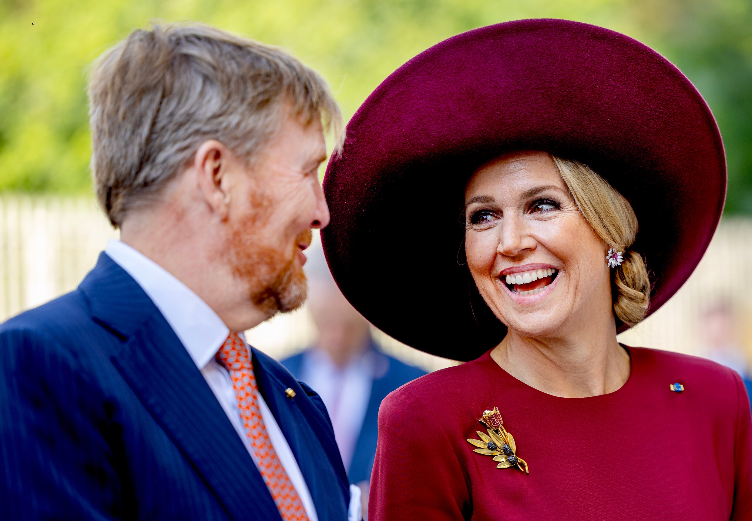 Máxima op Cyprus: een rode jurk en broche met een boodschap | Libelle