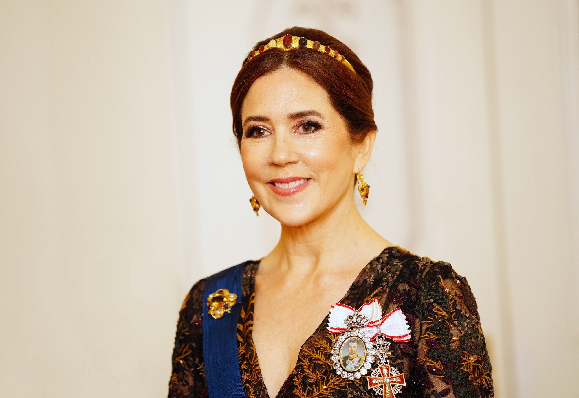 Even over die bijzondere gouden tiara van koningin Mary | Libelle