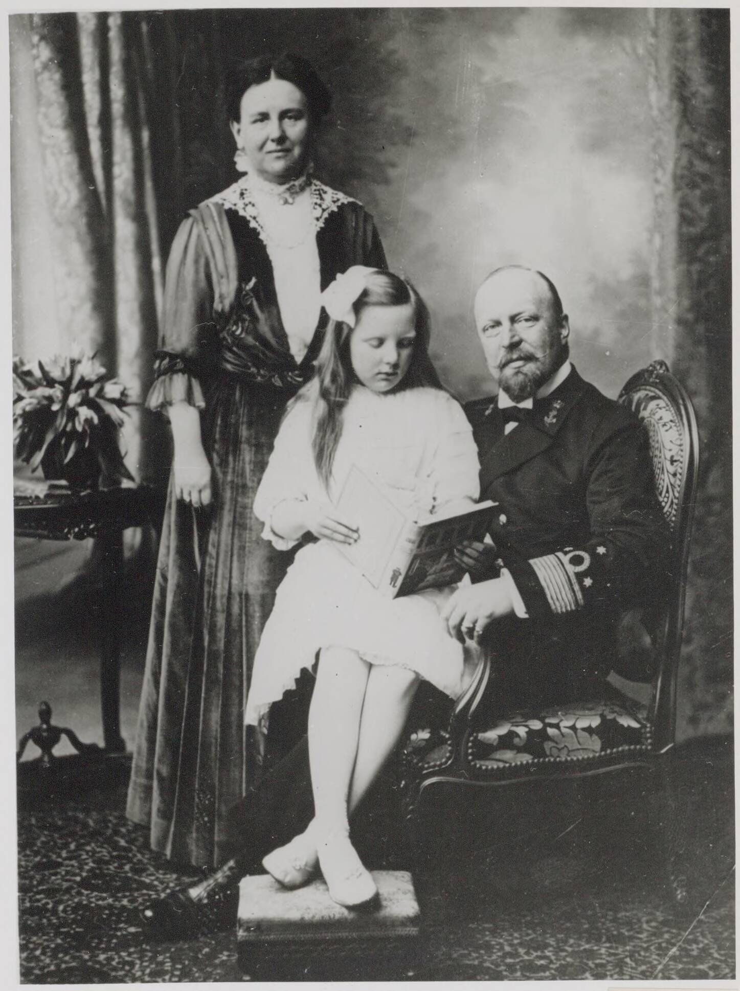 Prinses Amalia is ‘serieus aan het daten’, hoe deden haar voorgangers ...
