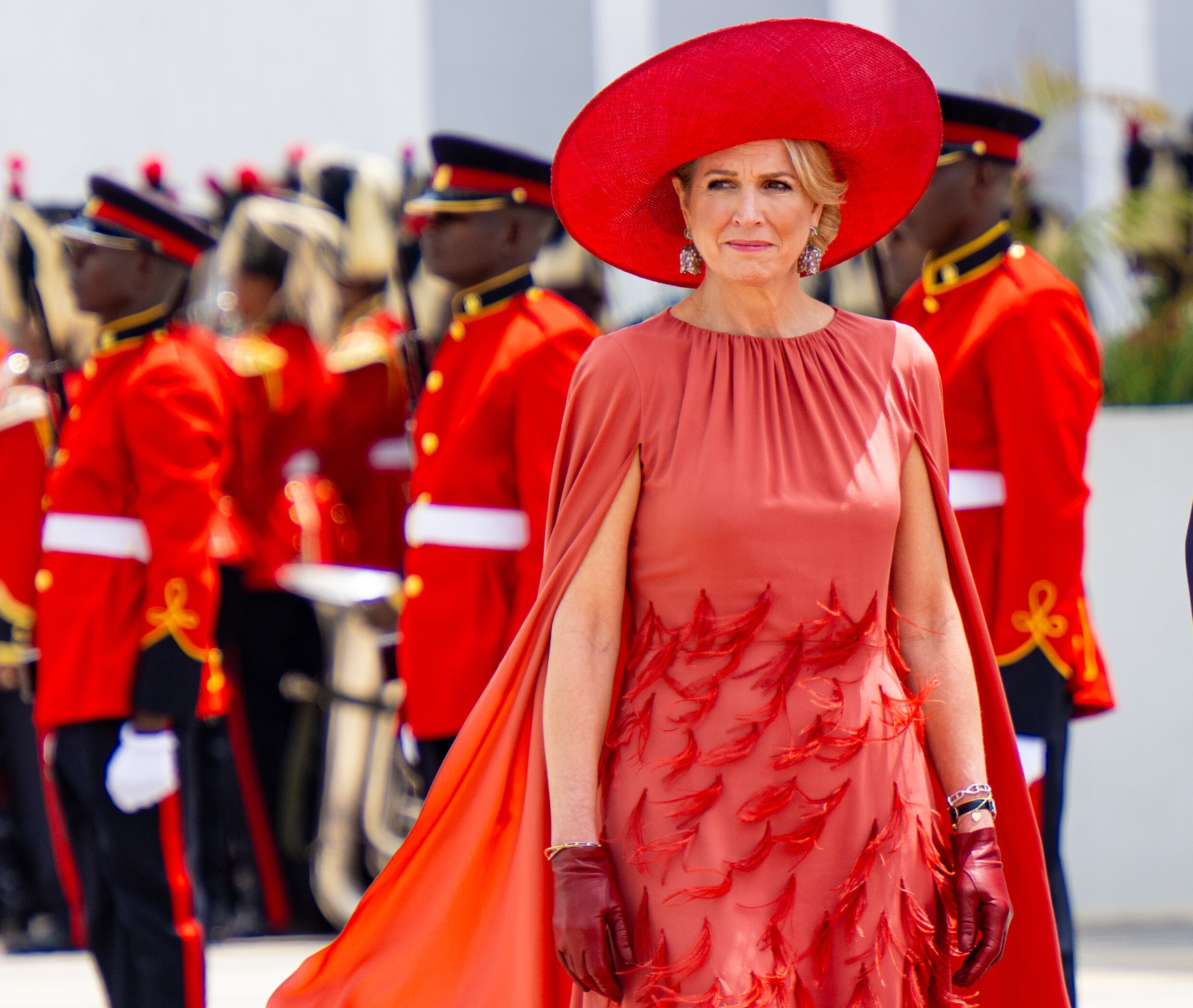 Koningin Máxima opent het staatsbezoek aan Kenia in rozerood met ...