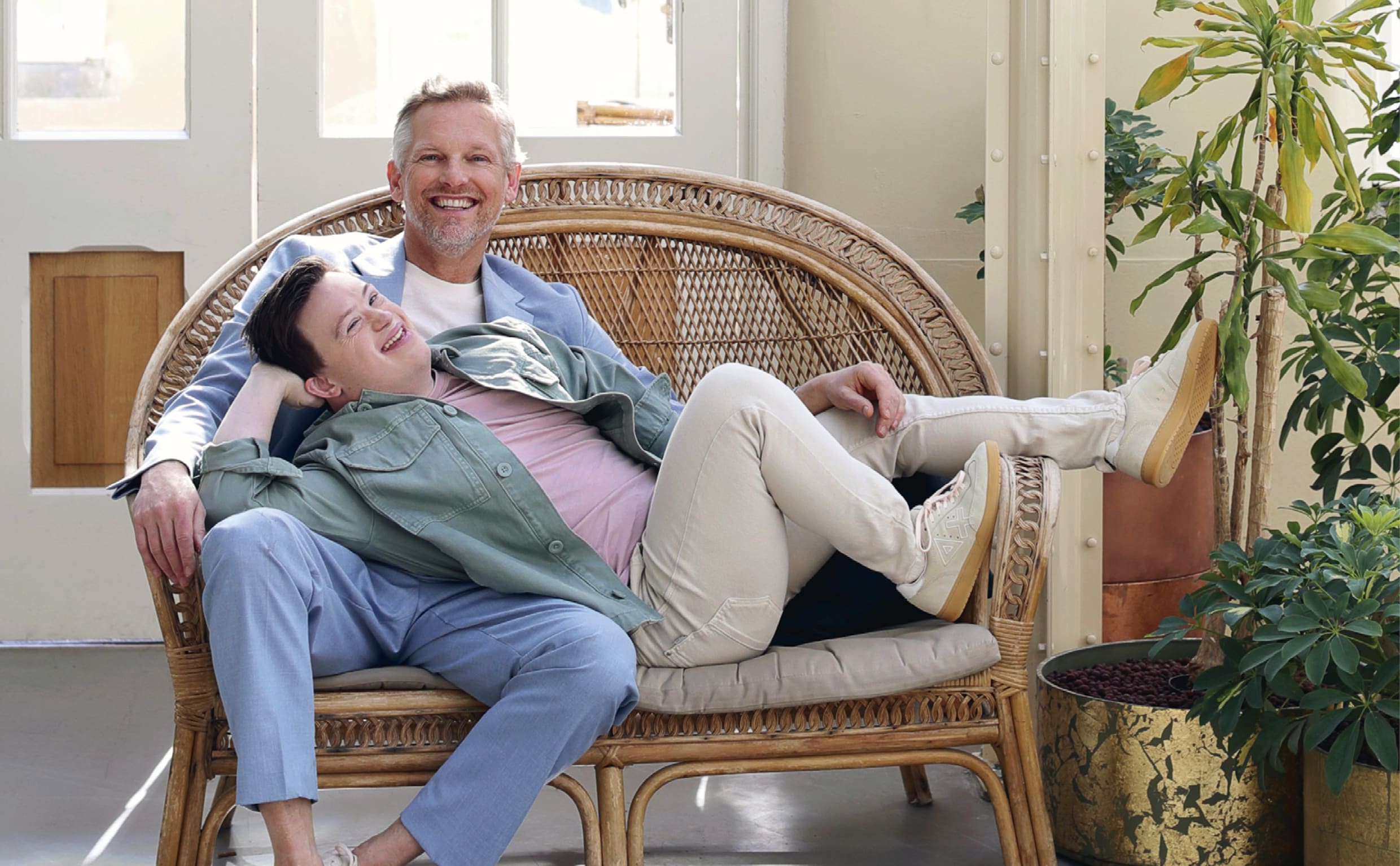 Barry Atsma maakte een serie over zijn overleden broer: “Ik mis hem nog ...