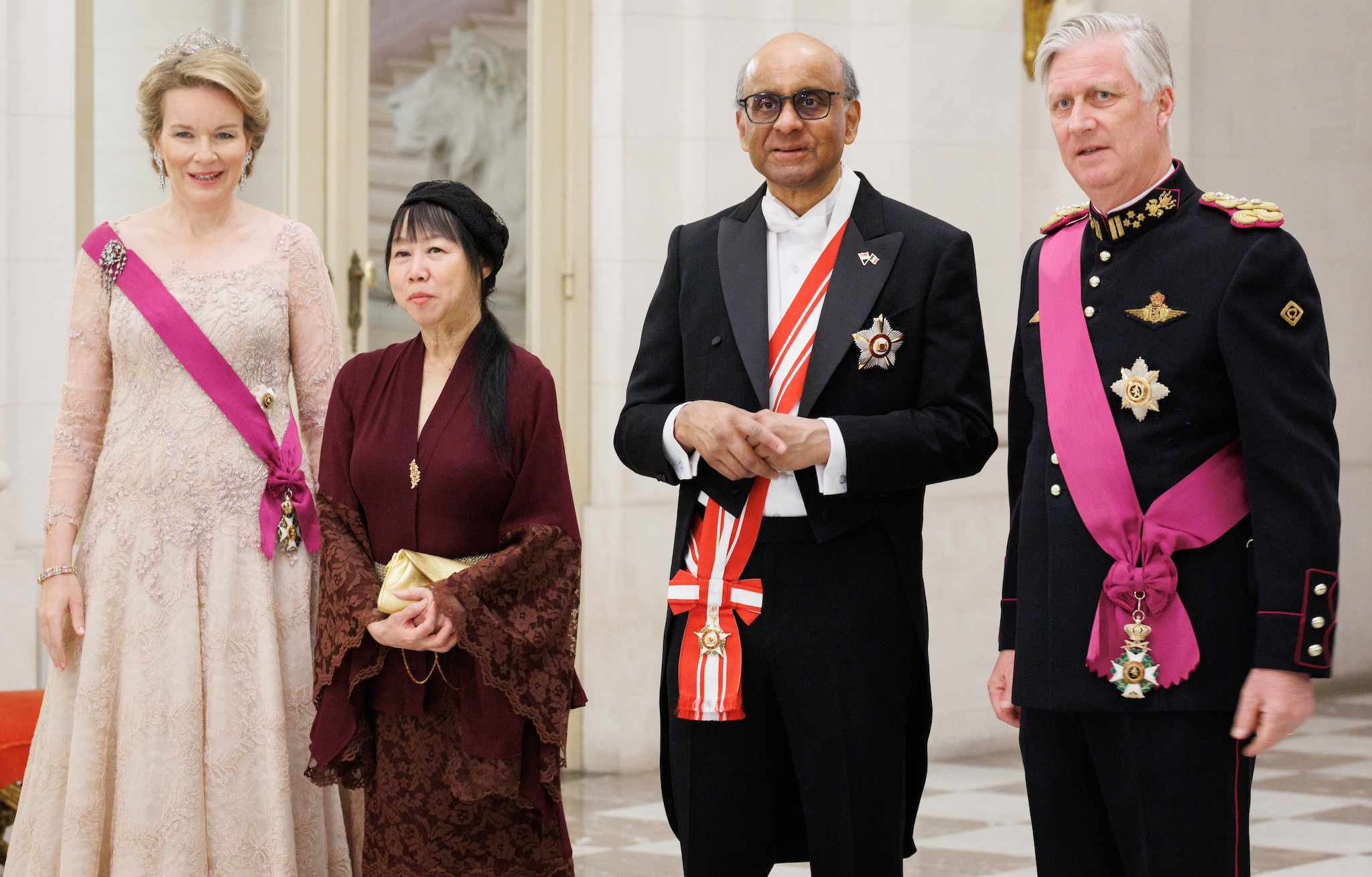 Koningin Mathilde van België is prachtig in een poedertint