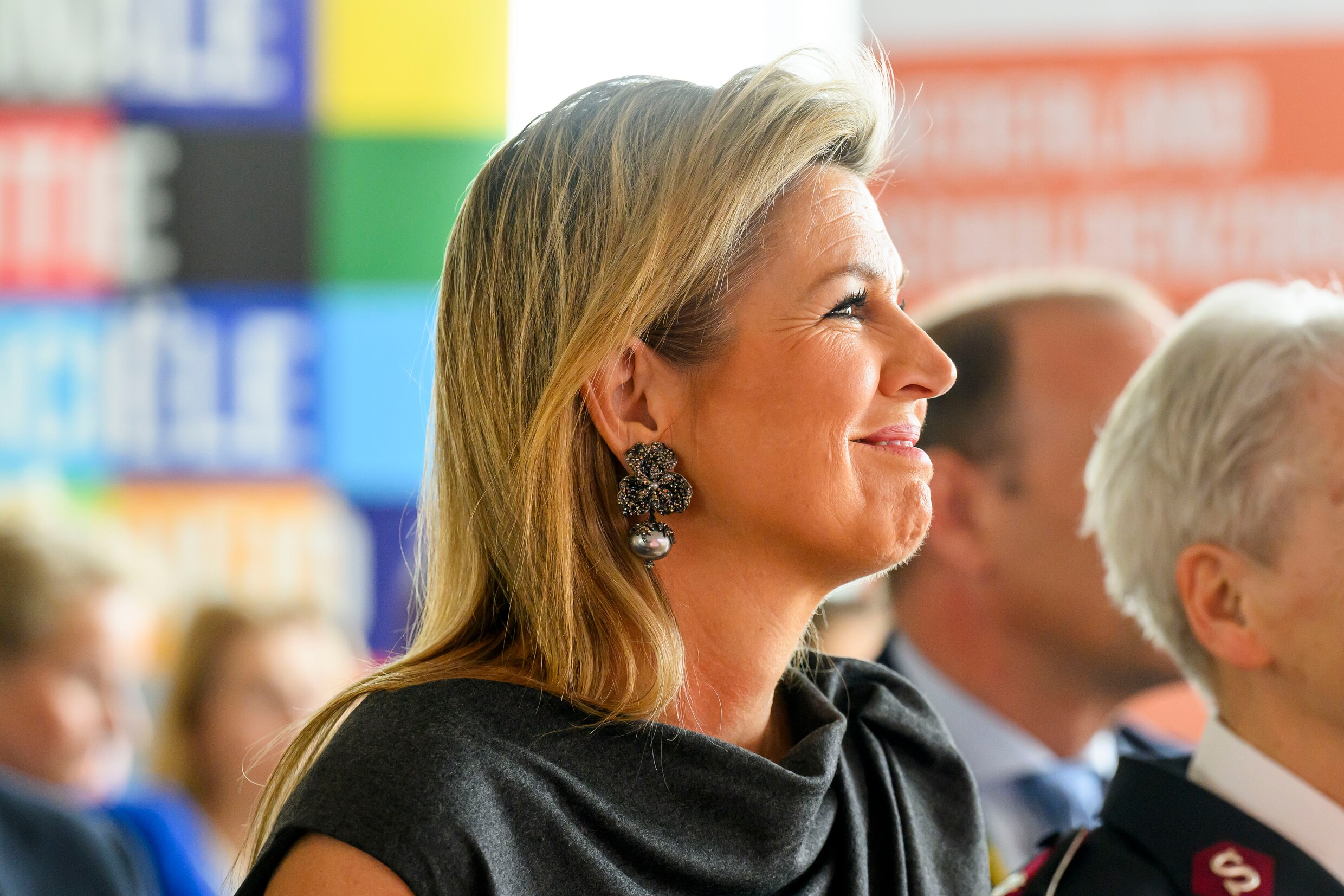 Máxima laat zien hoe mooi grijs kan zijn, met een watervalhals én een ...