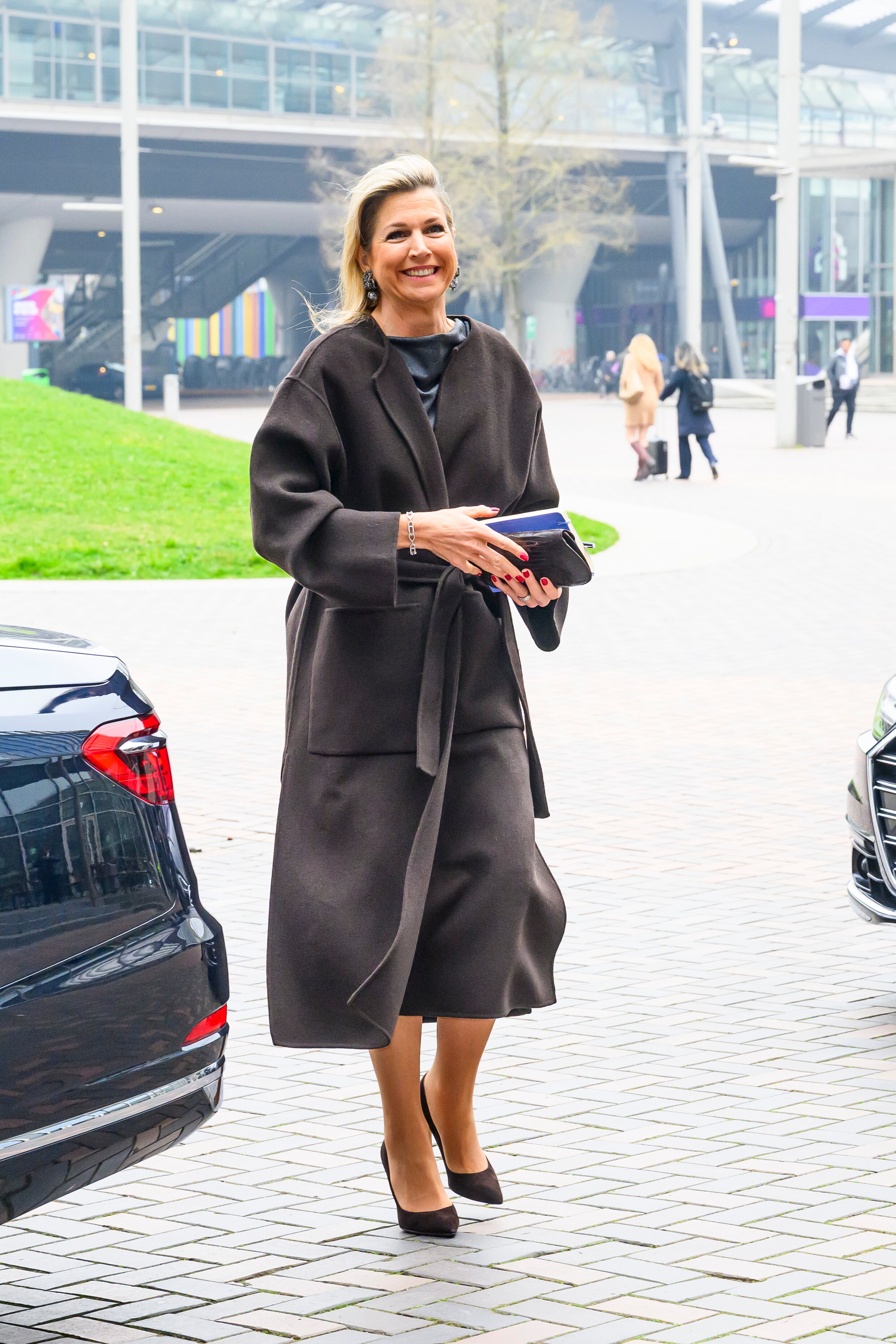 Máxima laat zien hoe mooi grijs kan zijn, met een watervalhals én een ...