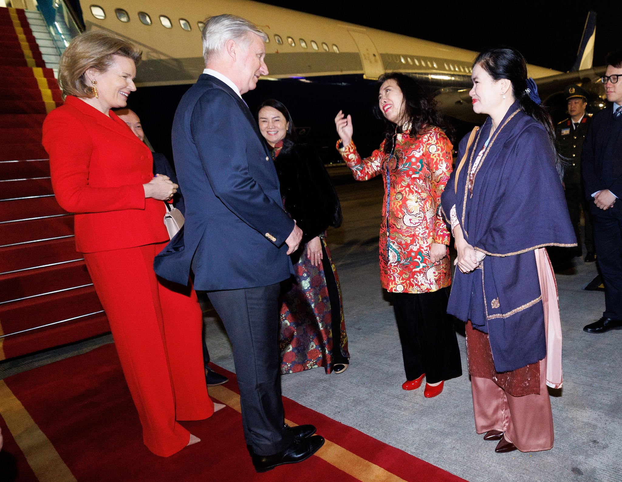 Koningin Mathilde geeft in Vietnam een masterclass in Diplomatic Dressing