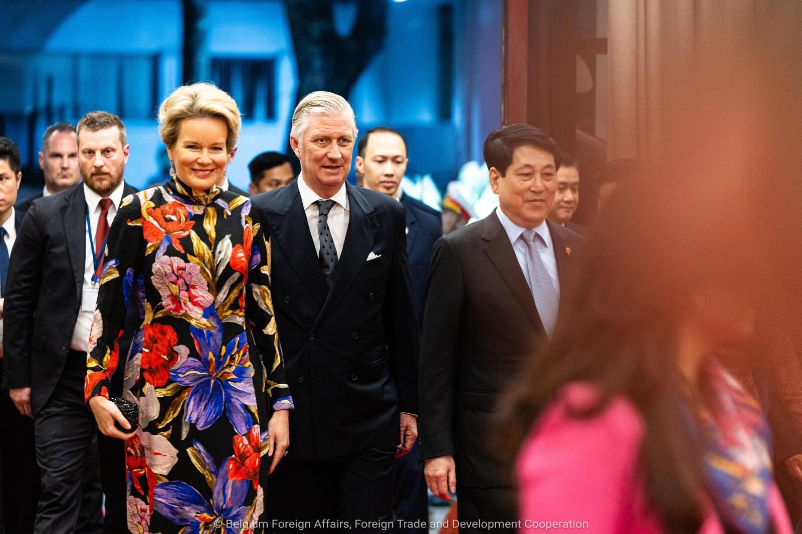 Koningin Mathilde geeft in Vietnam een masterclass in Diplomatic ...
