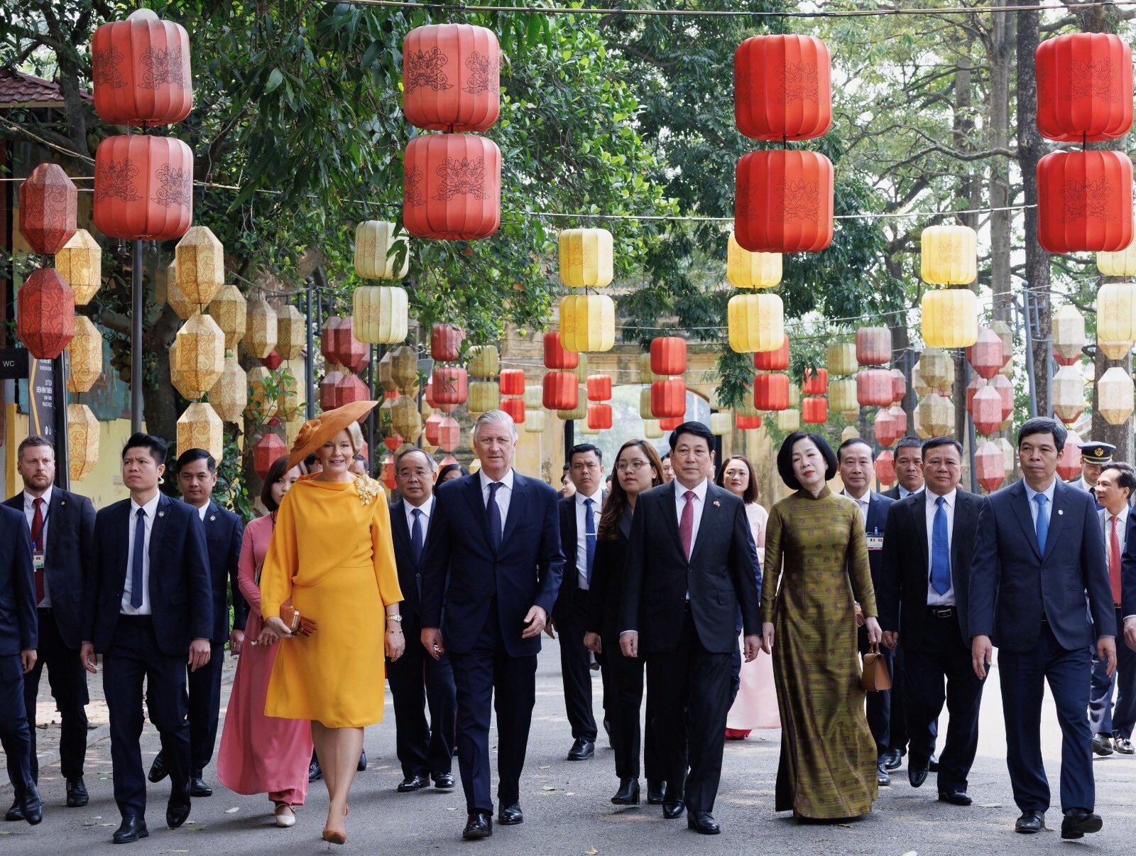 Zó goed zat het fashiondraaiboek van koningin Mathilde in Vietnam in elkaar
