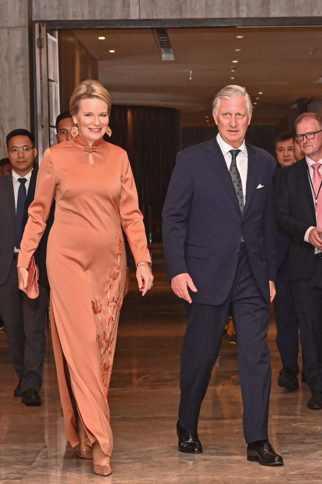 Zó goed zat het fashiondraaiboek van koningin Mathilde in Vietnam in ...