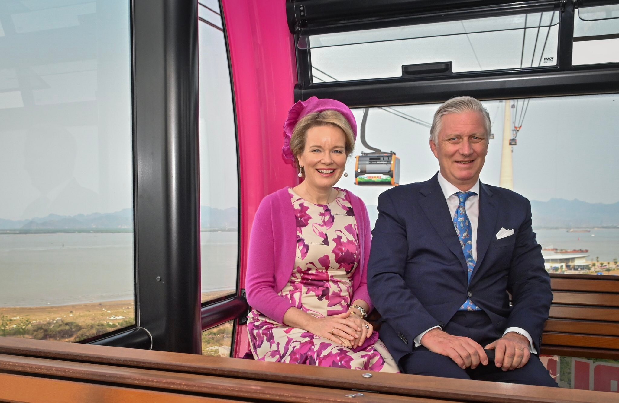 Zó goed zat het fashiondraaiboek van koningin Mathilde in Vietnam in ...