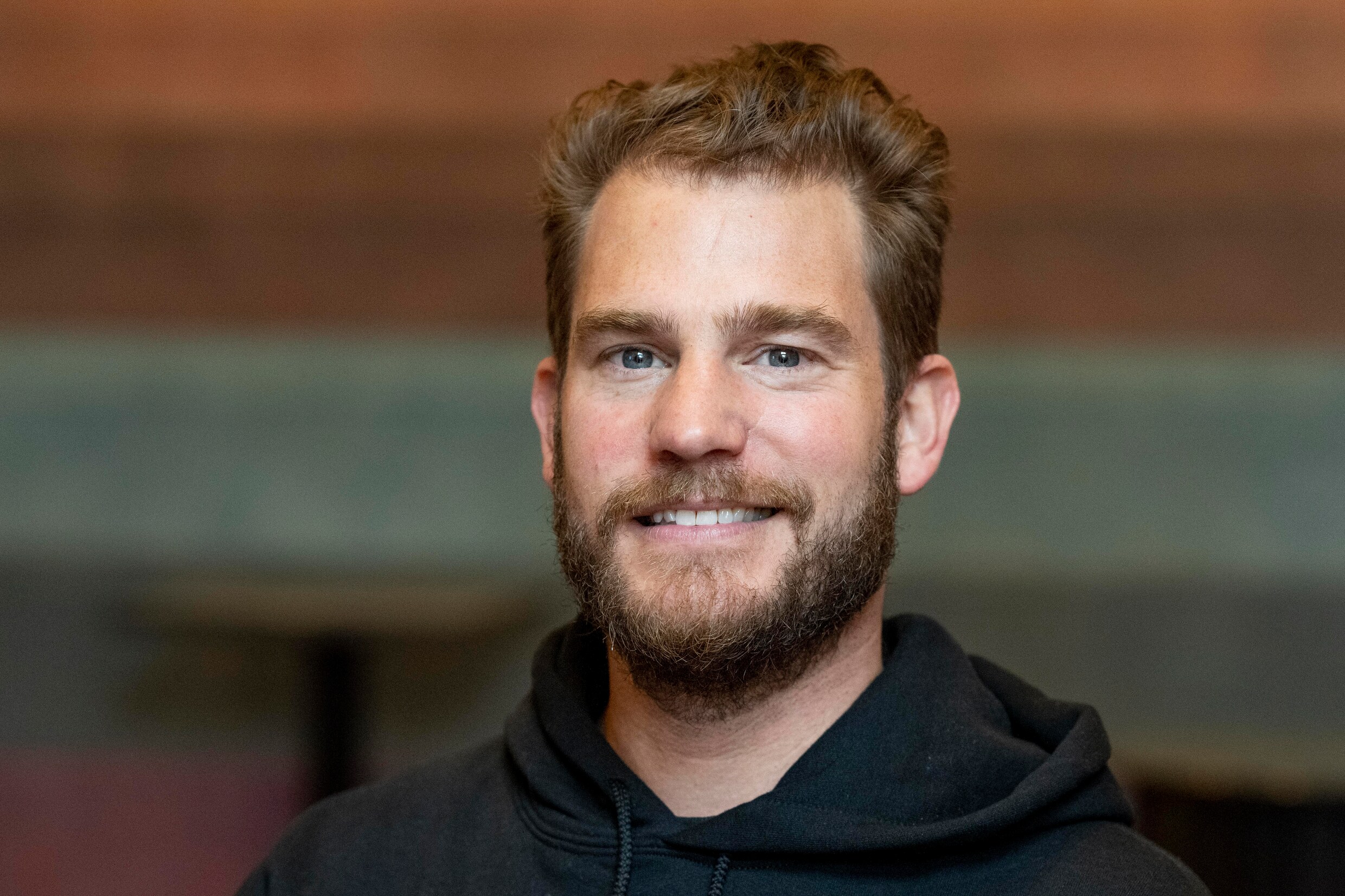 Heftig! Voormalig DI-RECT-zanger Tim Akkerman viel zijn broer aan met een mes | Libelle