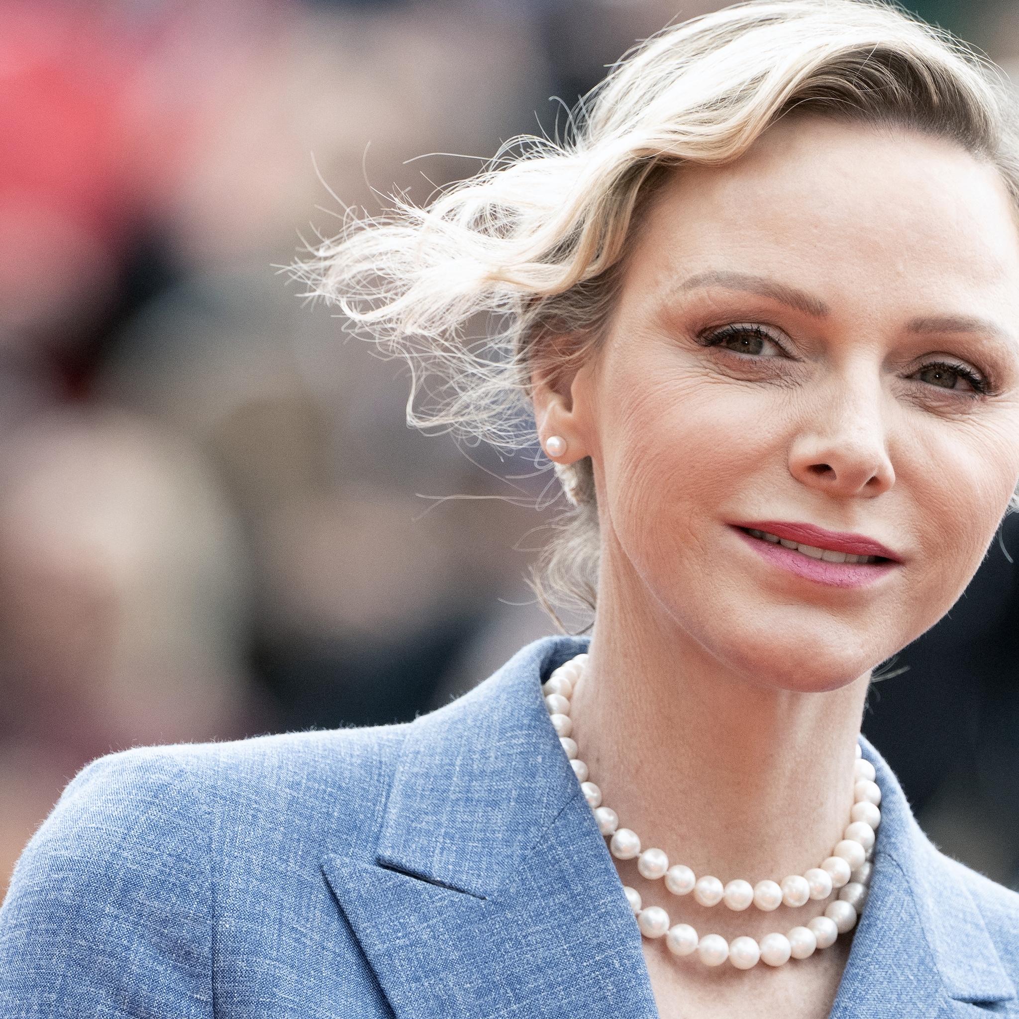 Prinses Charlene van Monaco opent het Grand Prix weekend in donkerblauw