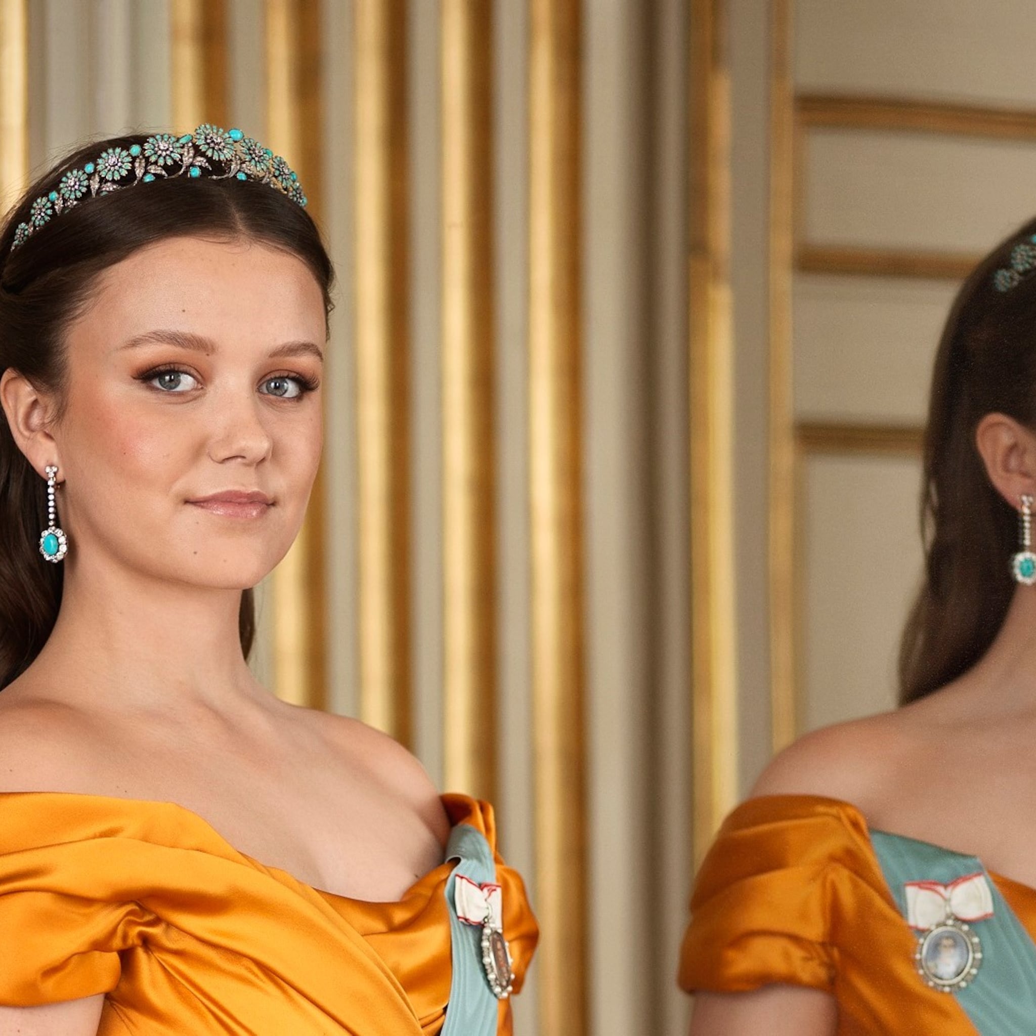 Koningin Silvia van Zweden laat even zien hoe een tiara wordt vervoerd