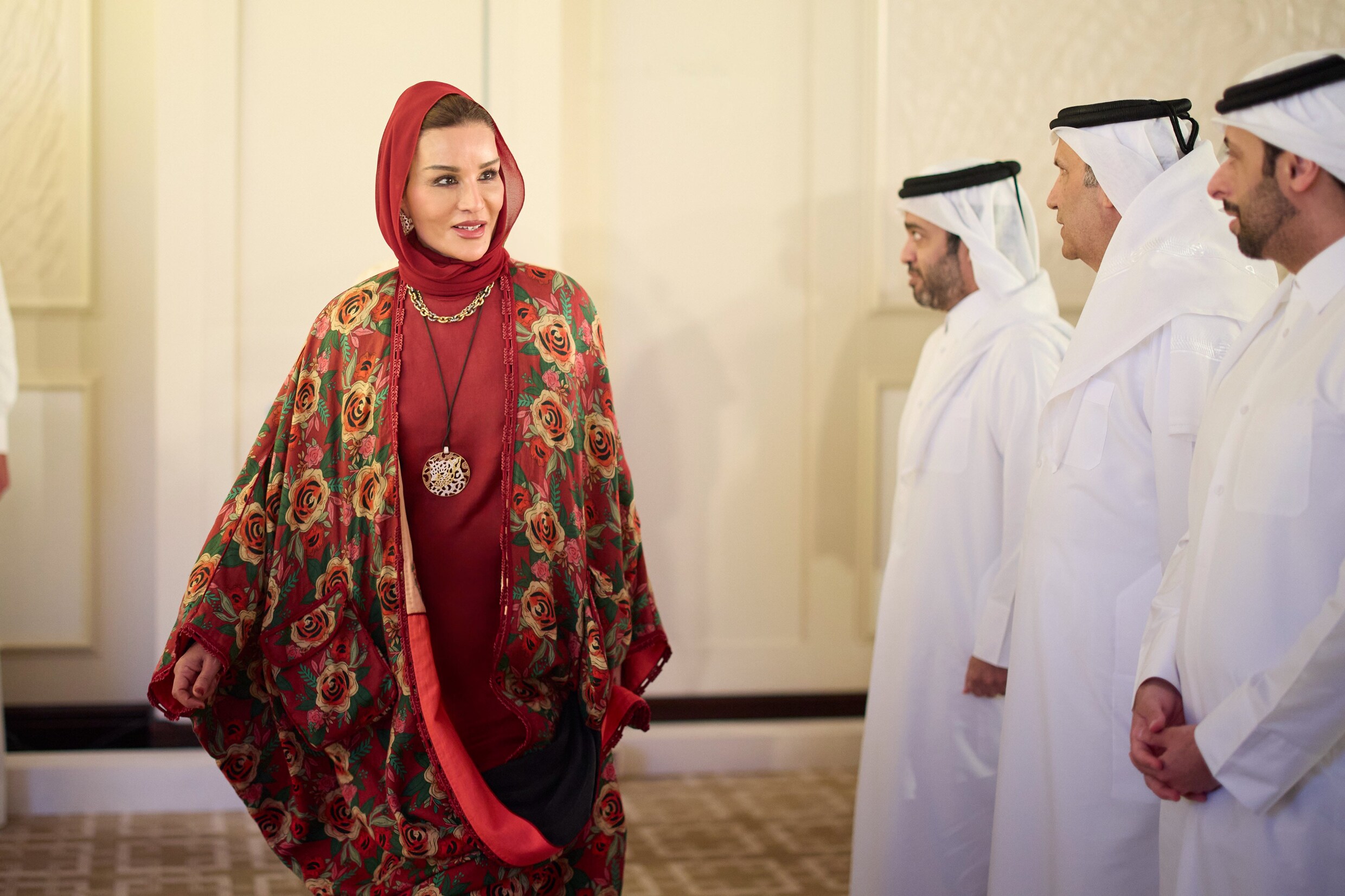 Zó draagt sheikha Moza van Qatar een hanger van € 256.000 achteloos aan ...