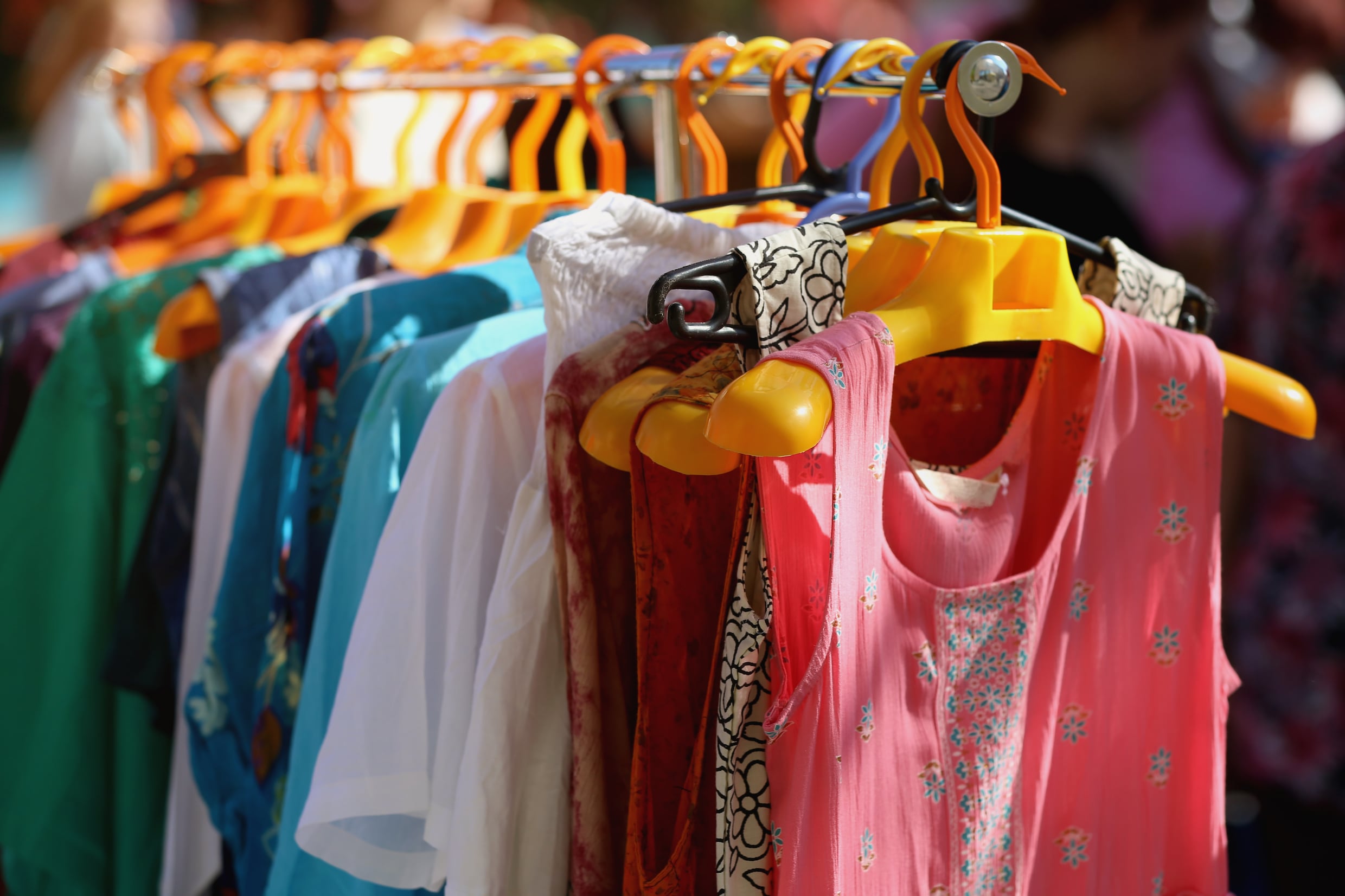 Met déze tip verkoop je meer kleding op de vrijmarkt deze Koningsdag ...