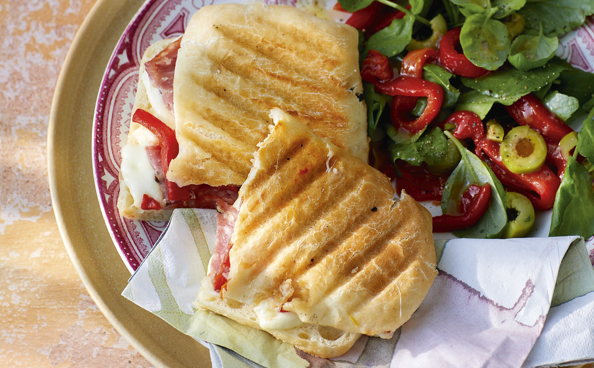 Panini Italiana: Italiaans broodje met salami en gegrilde paprika