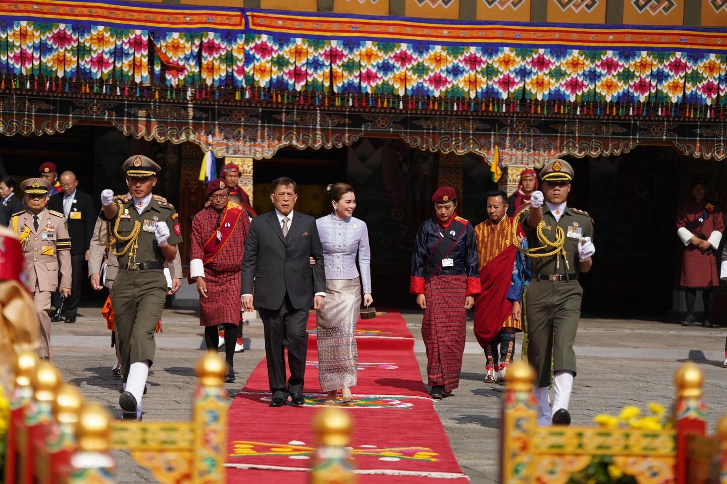 Thaise koning Vajiralongkorn doet iets onverwachts: hij is op ...