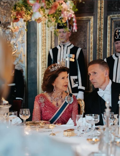 Koningin Silvia komt op witte sneakers naar het staatsbanket | Libelle