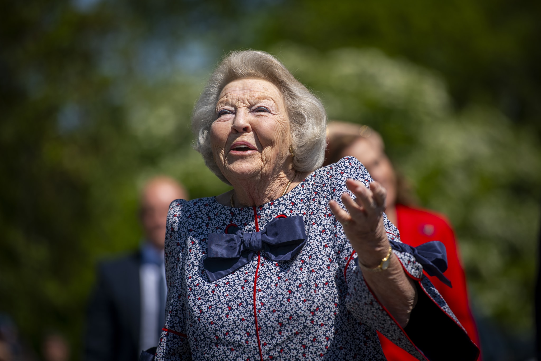 Prinses Beatrix geeft een masterclass in koninklijk wuiven