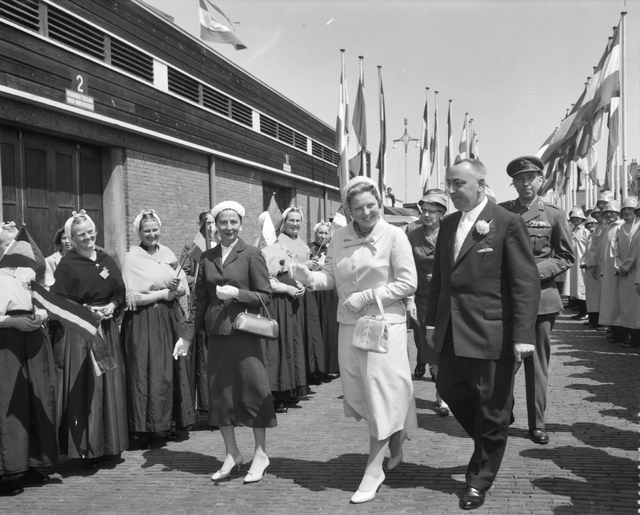 Prinses Beatrix hou je niet op de wal als er gevaren kan worden: stok ...