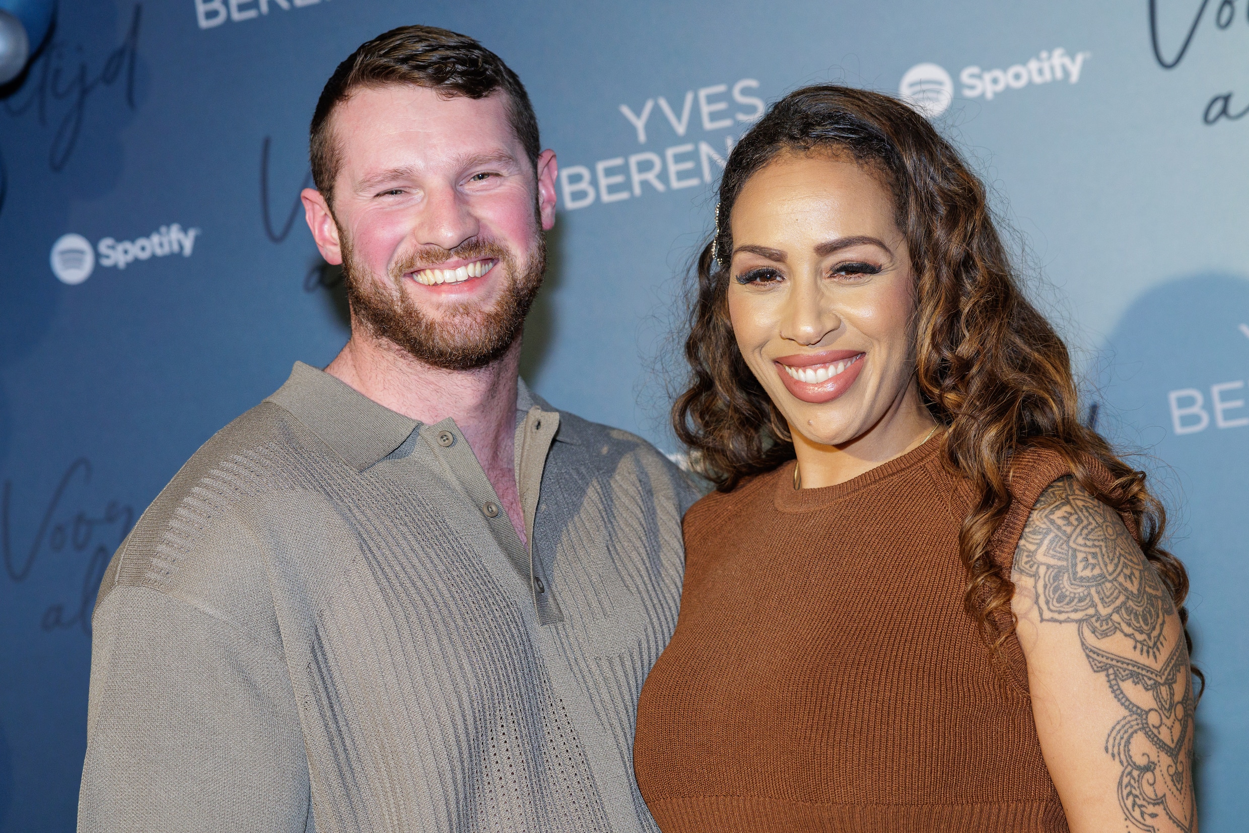 Glennis Grace laat vol trots haar nieuwe vriend zien op de rode loper ...