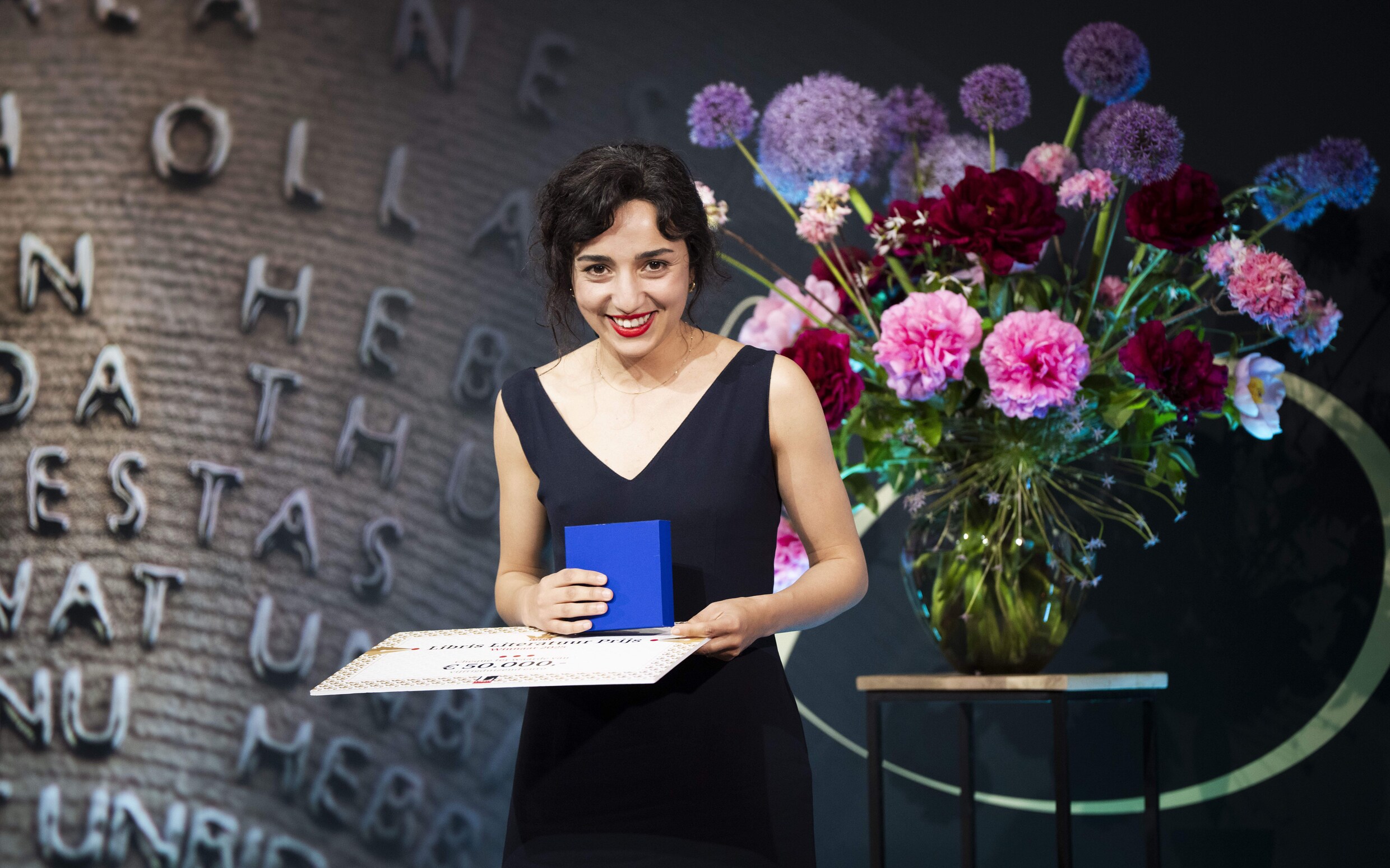 Safae el Khannoussi wint de Libris Literatuurprijs met een ‘urgente pageturner’ | Libelle