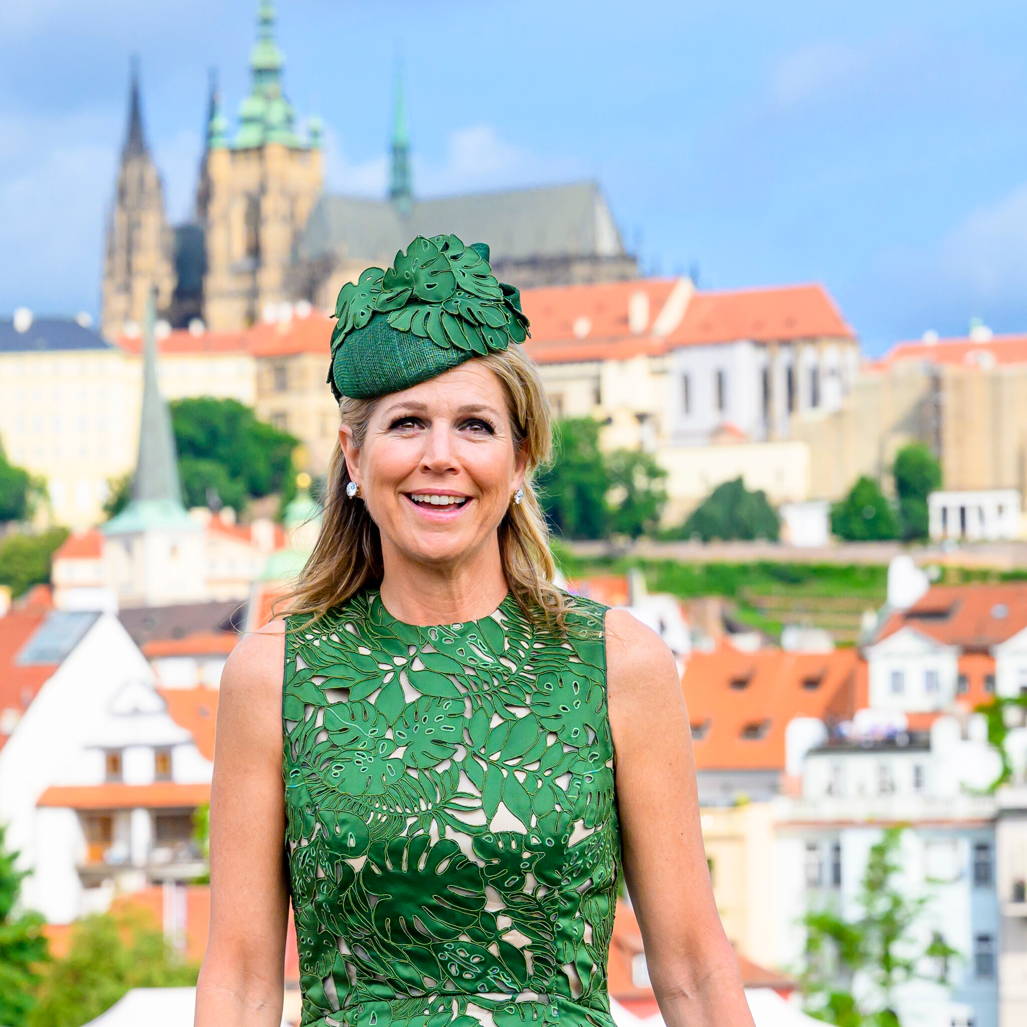 Máxima op Cyprus: een rode jurk en broche met een boodschap