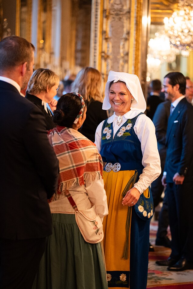 De Zweedse royals vieren de nationale dag in kostuum (ook een héél kleintje) | Libelle