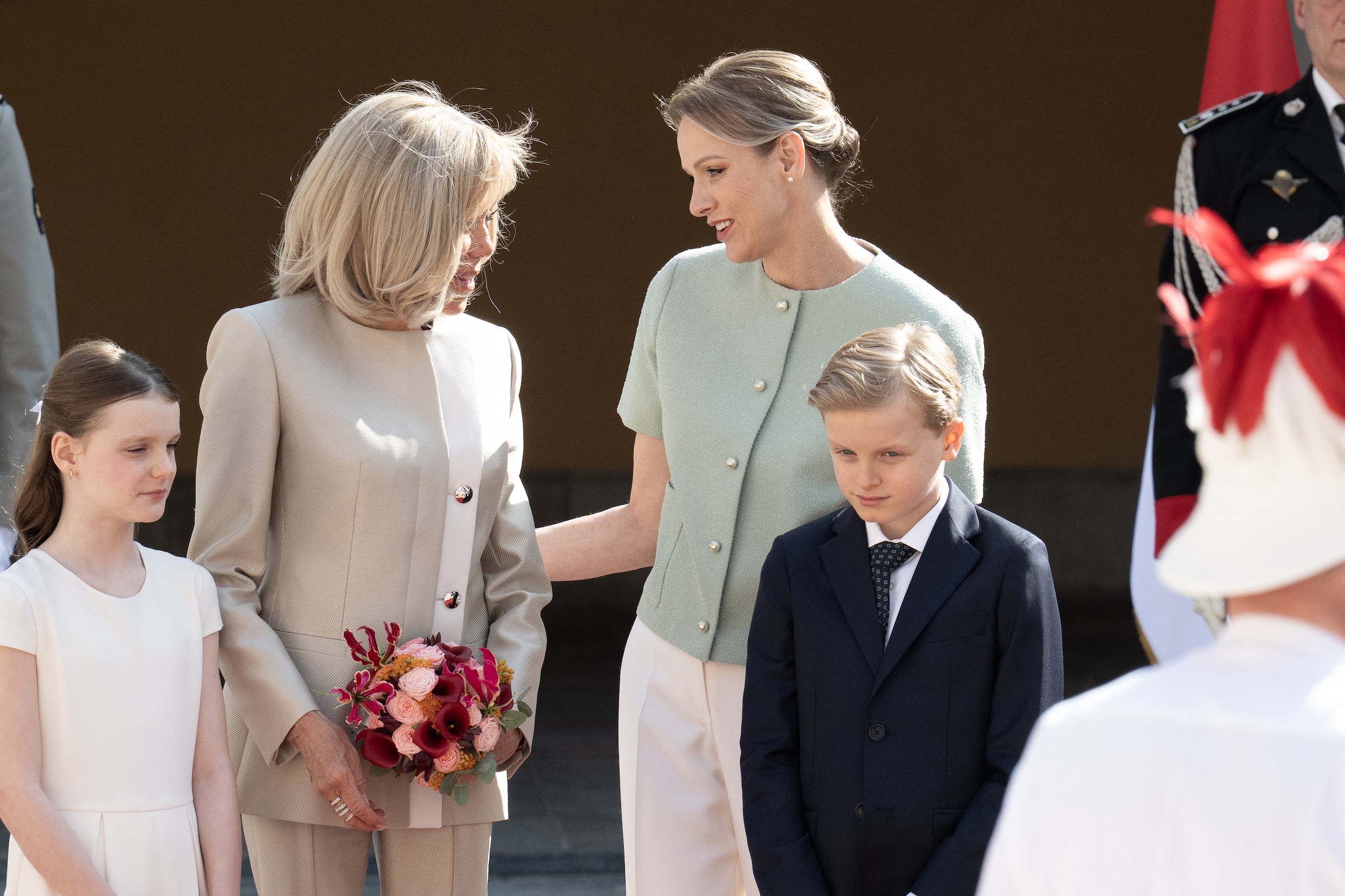 Prinses Charlene en Brigitte Macron: een Fashion Battle in simpele ...