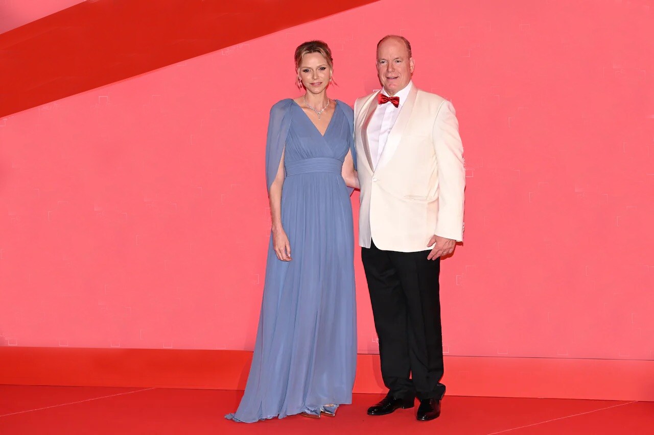 Prinses Charlene van Monaco in beeldig hemelsblauw voor het Rode ...