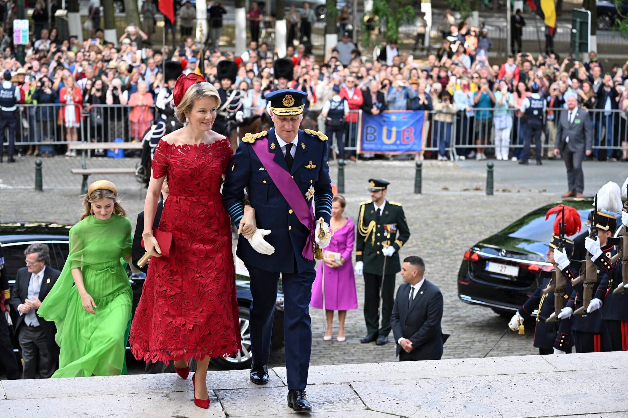 Koningin Mathilde van België kiest voor rode guipure op de Nationale Dag