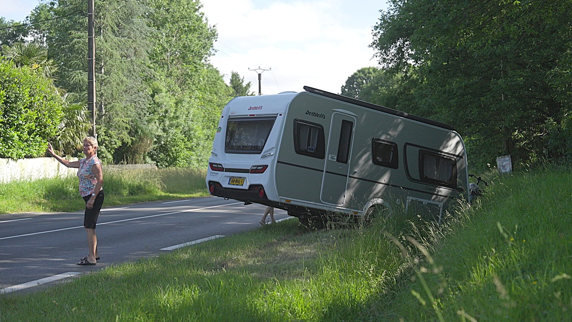 Oeps! Caravan belandt in sloot in ‘We zijn er bijna!’