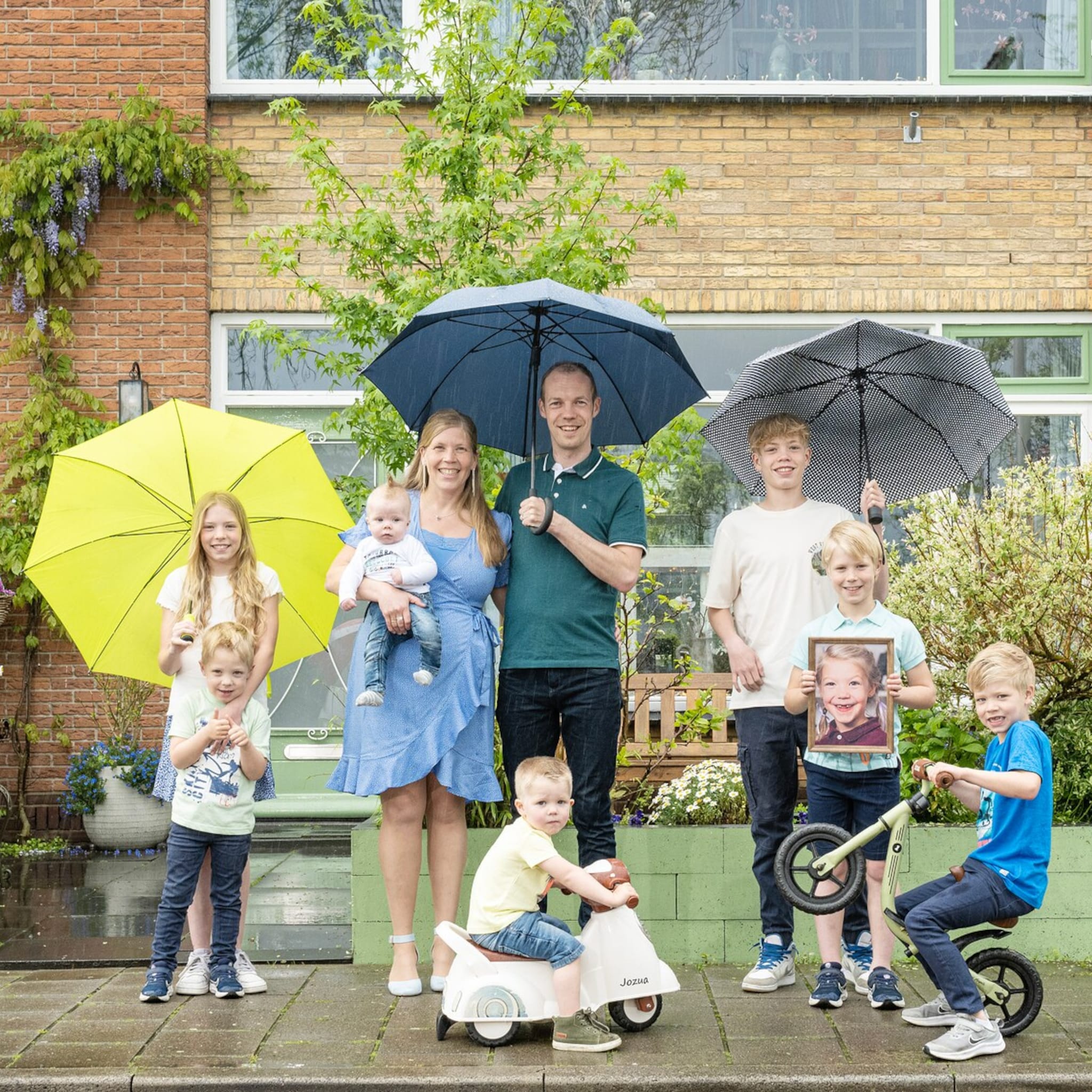 Internetsensatie 'Meneer Mandje' krijgt bijna 11.000 euro 'smartengeld ...